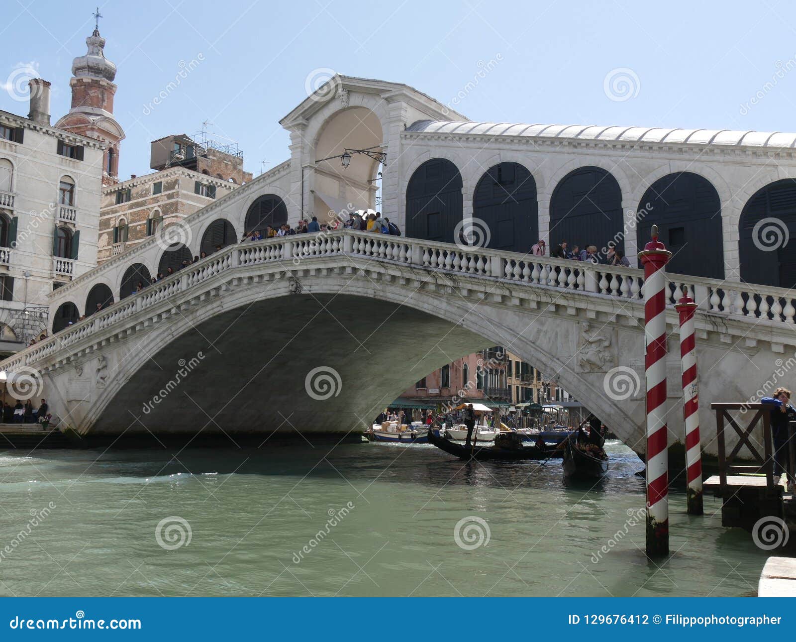 Venecia - puente de Rialto fotografía editorial. Imagen de venecia ...