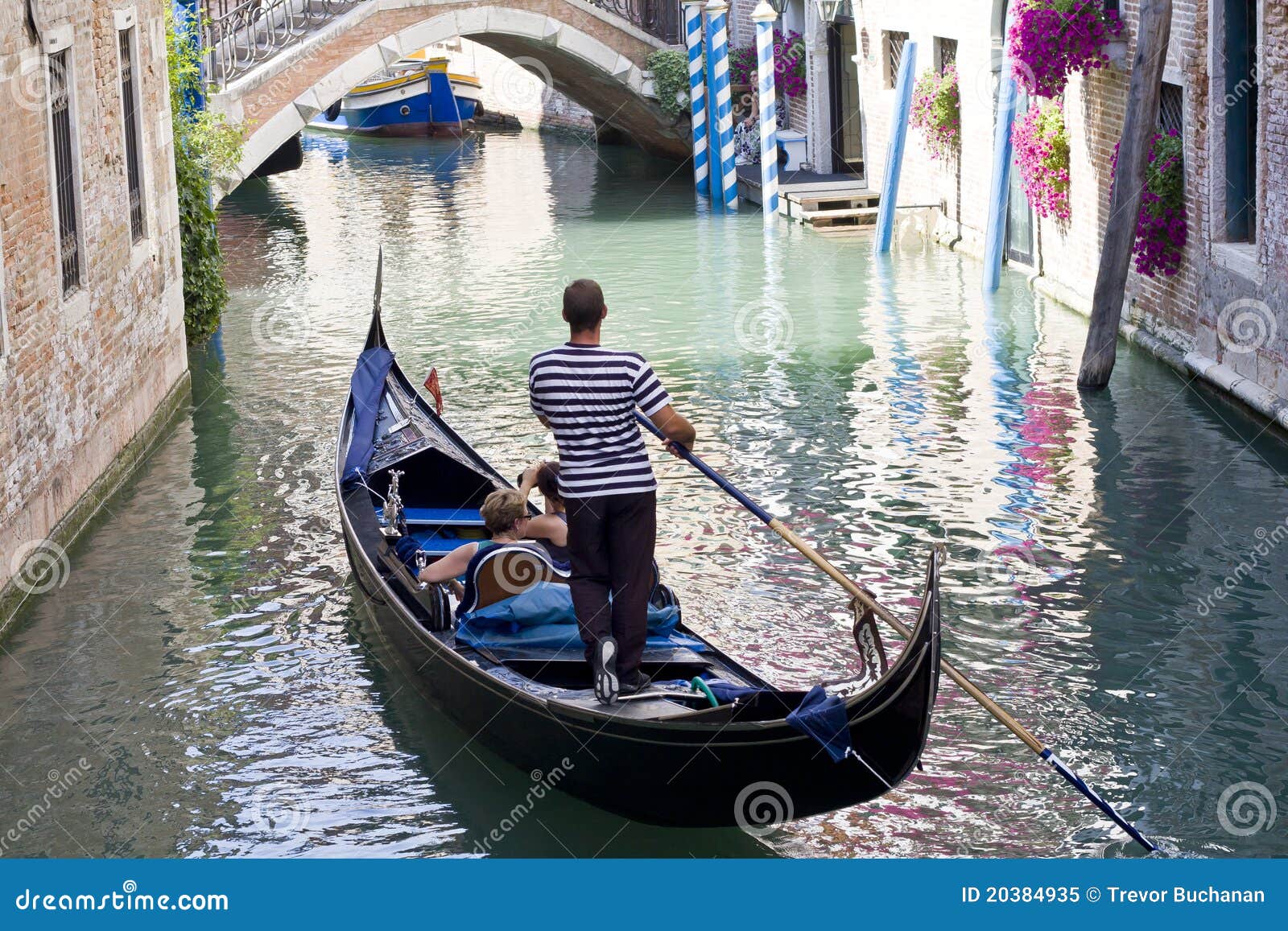 Venetian Gondolier editorial image. Image of romance - 20384935