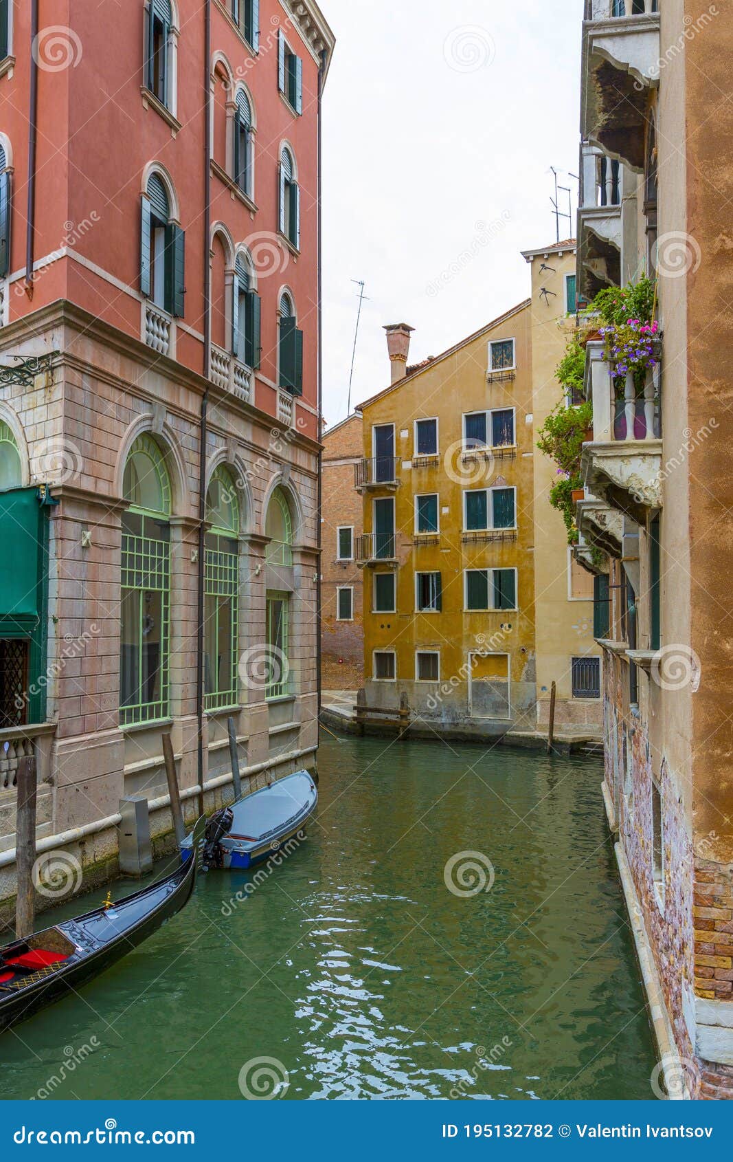 Walk Along the Streets and Canals of Venice Editorial Photography ...