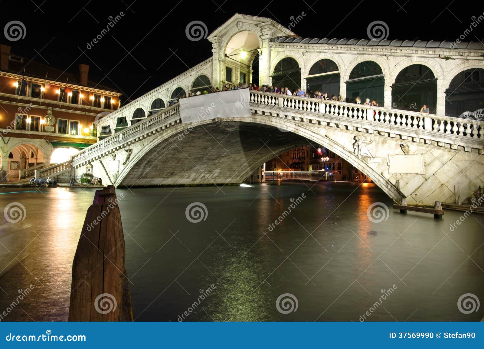 Venice Rialto Bridge at Night Editorial Image - Image of gondola ...