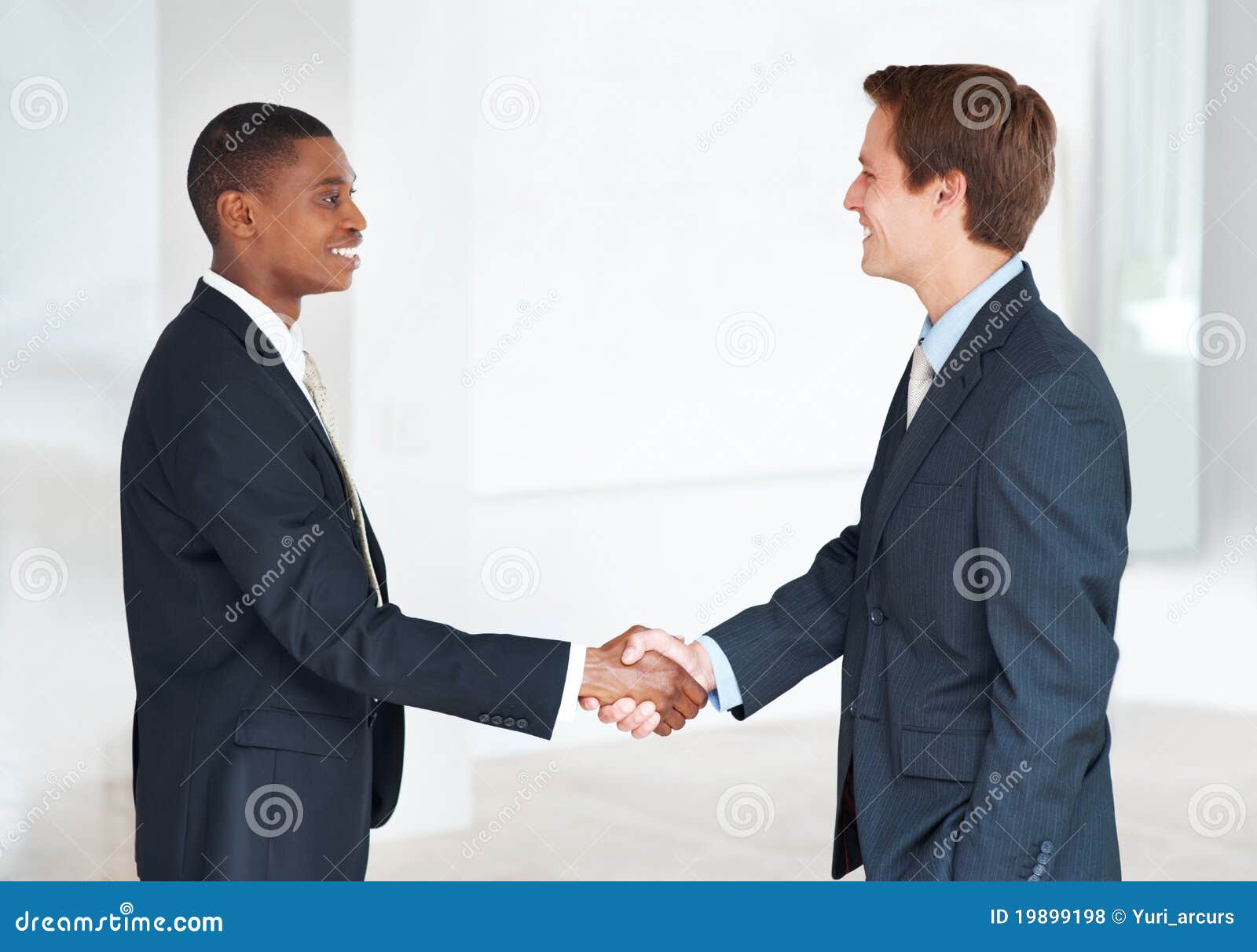 Vennootschap - Partners Die Handen Schudden Stock Foto - Image of ...