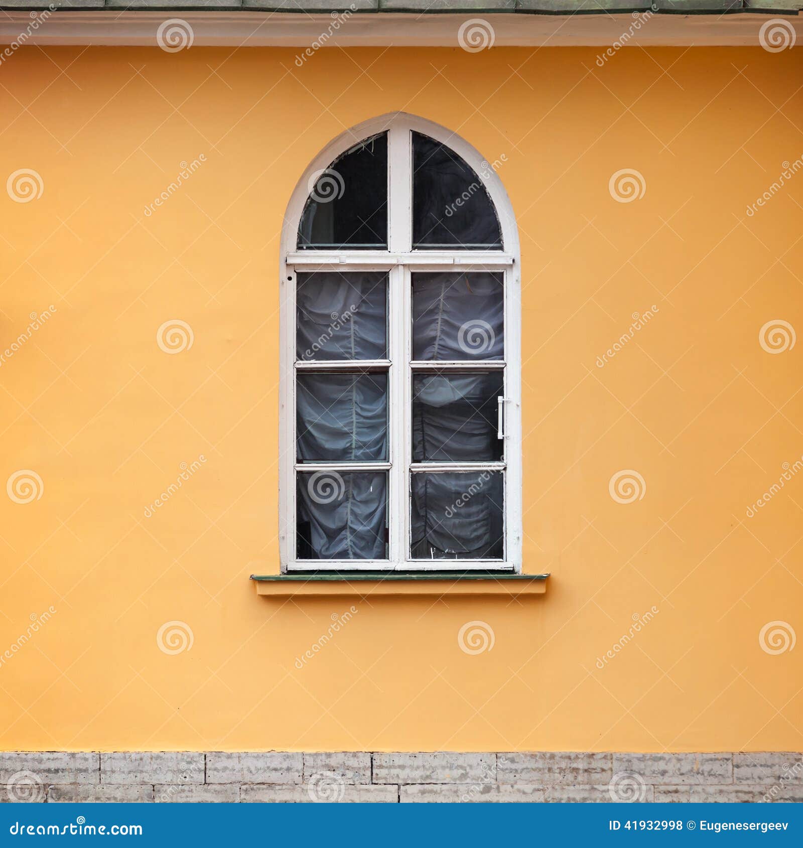 Venster Met Boog in Gele Muur Stock Foto - Image of venster, gesloten ...