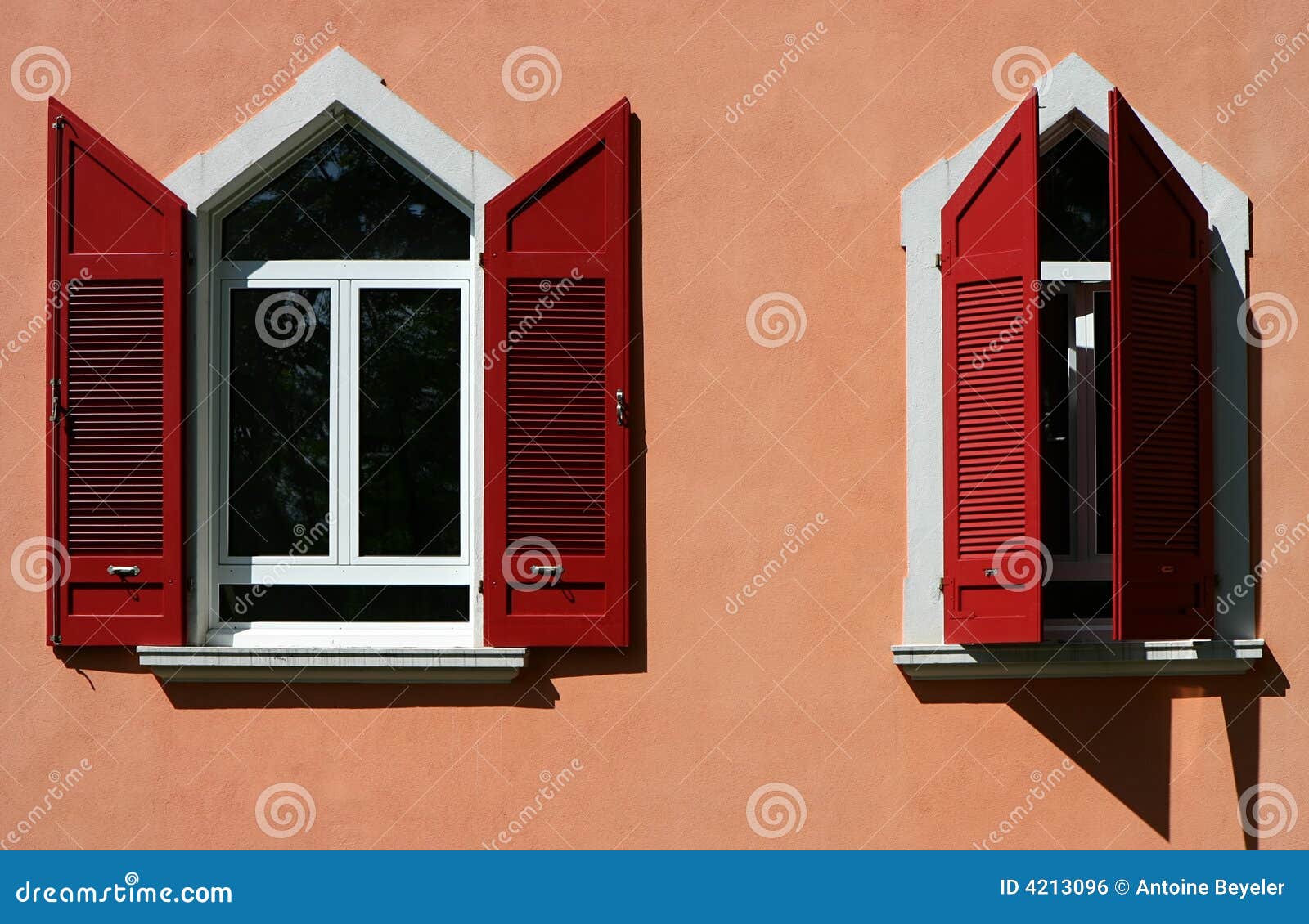 Vensters stock foto. Image of vensters, gevel, stedelijk - 4213096