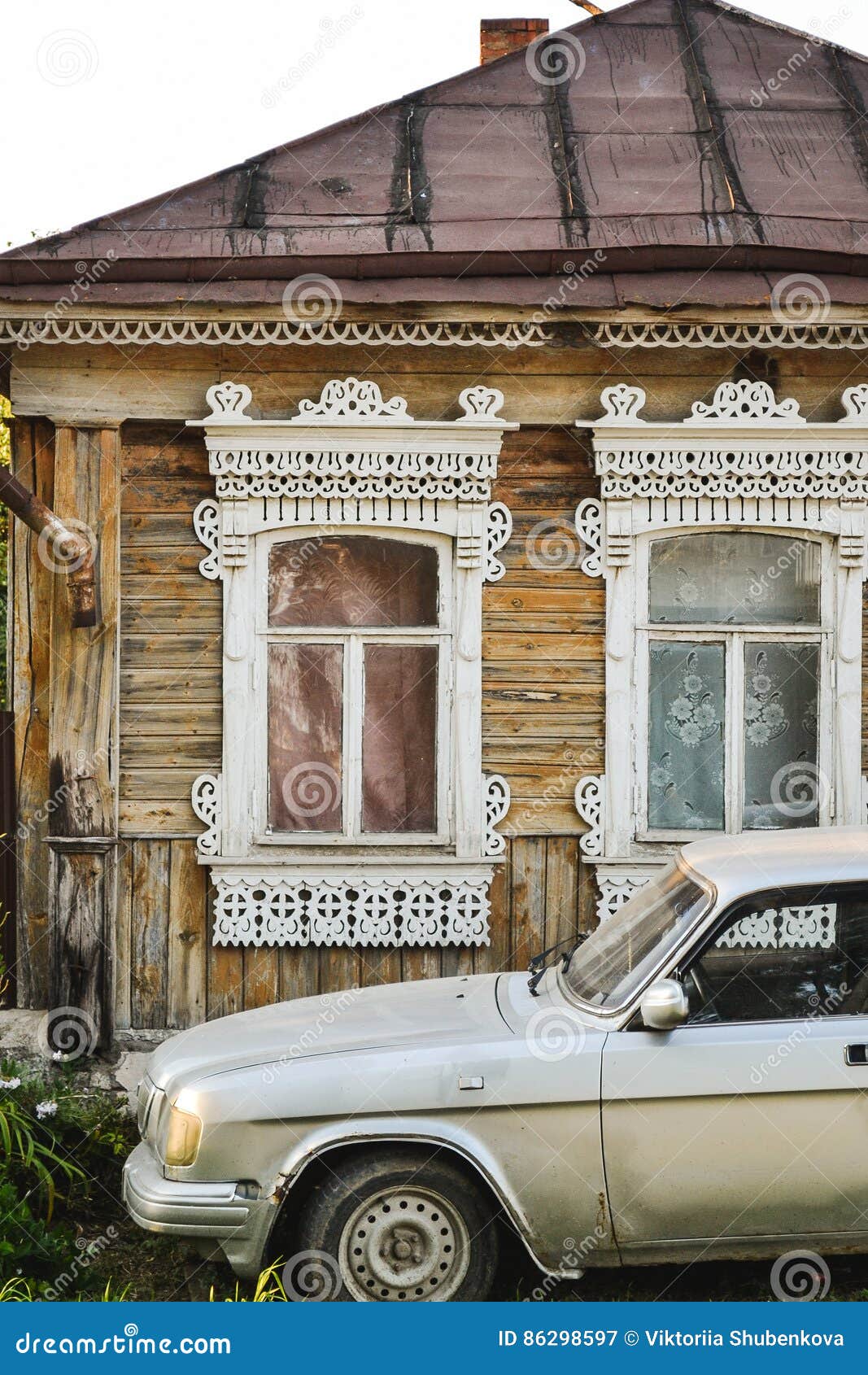 Vensters Op Het Russische Huis Stock Afbeelding - Image of dorp, vuil ...