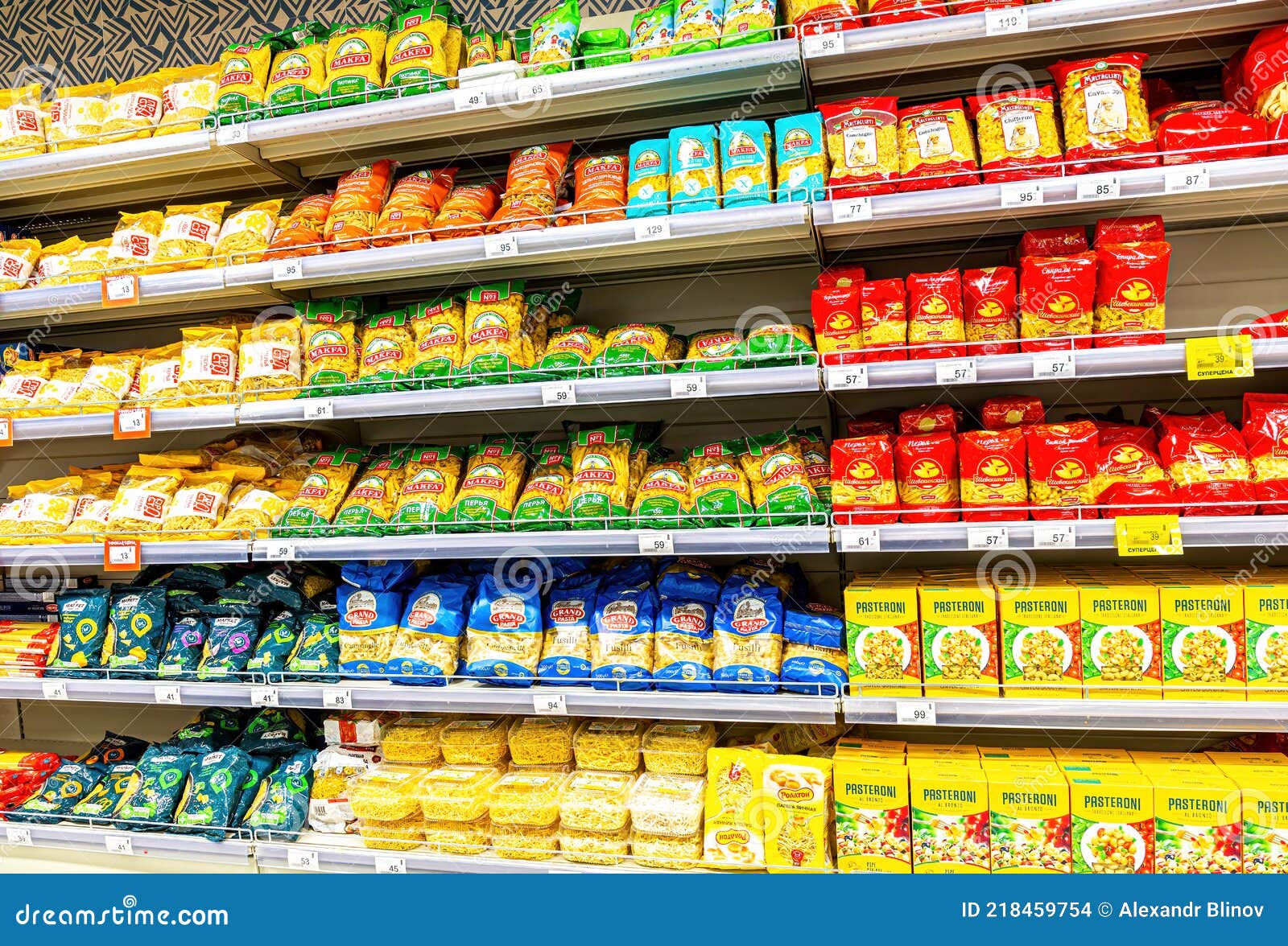 Venta De Pasta En Un Supermercado De Cadena Imagen de archivo editorial ...