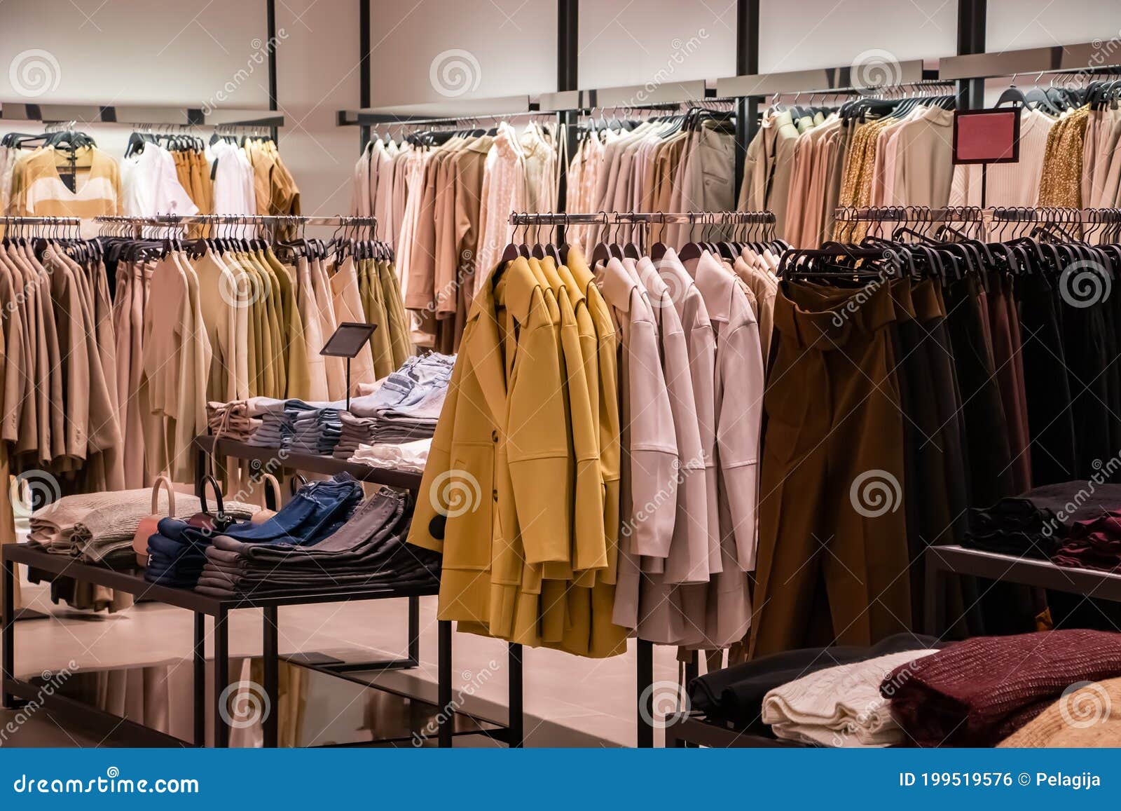 Venta De Ropa En Un Centro Comercial Foto de archivo - Imagen de compra ...
