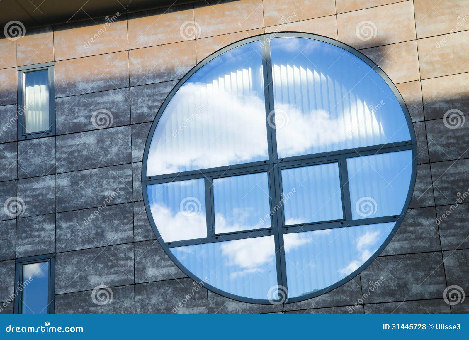 Ventana Circular Que Refleja Un Cielo Azul Foto de archivo - Imagen de ...