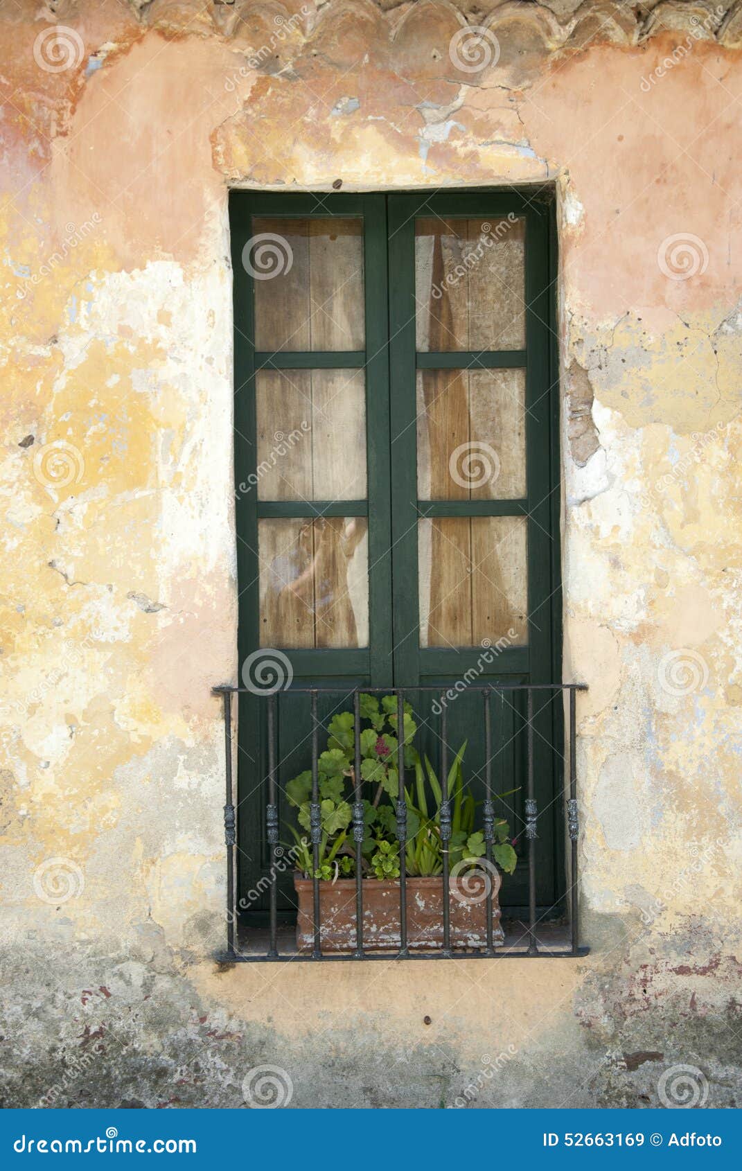 Ventana colonial típica imagen de archivo. Imagen de historia - 52663169