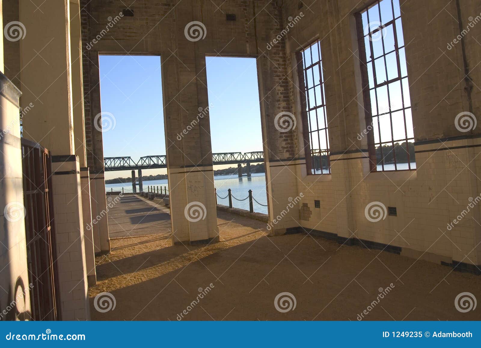 Ventana del almacén imagen de archivo. Imagen de ventanas - 1249235