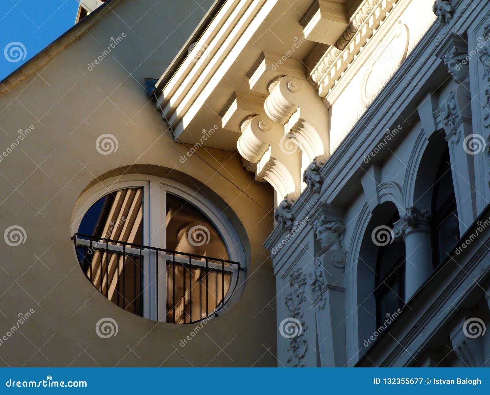 Ventana Moderna Circular Que Refleja El Edificio Viejo Imagen de ...
