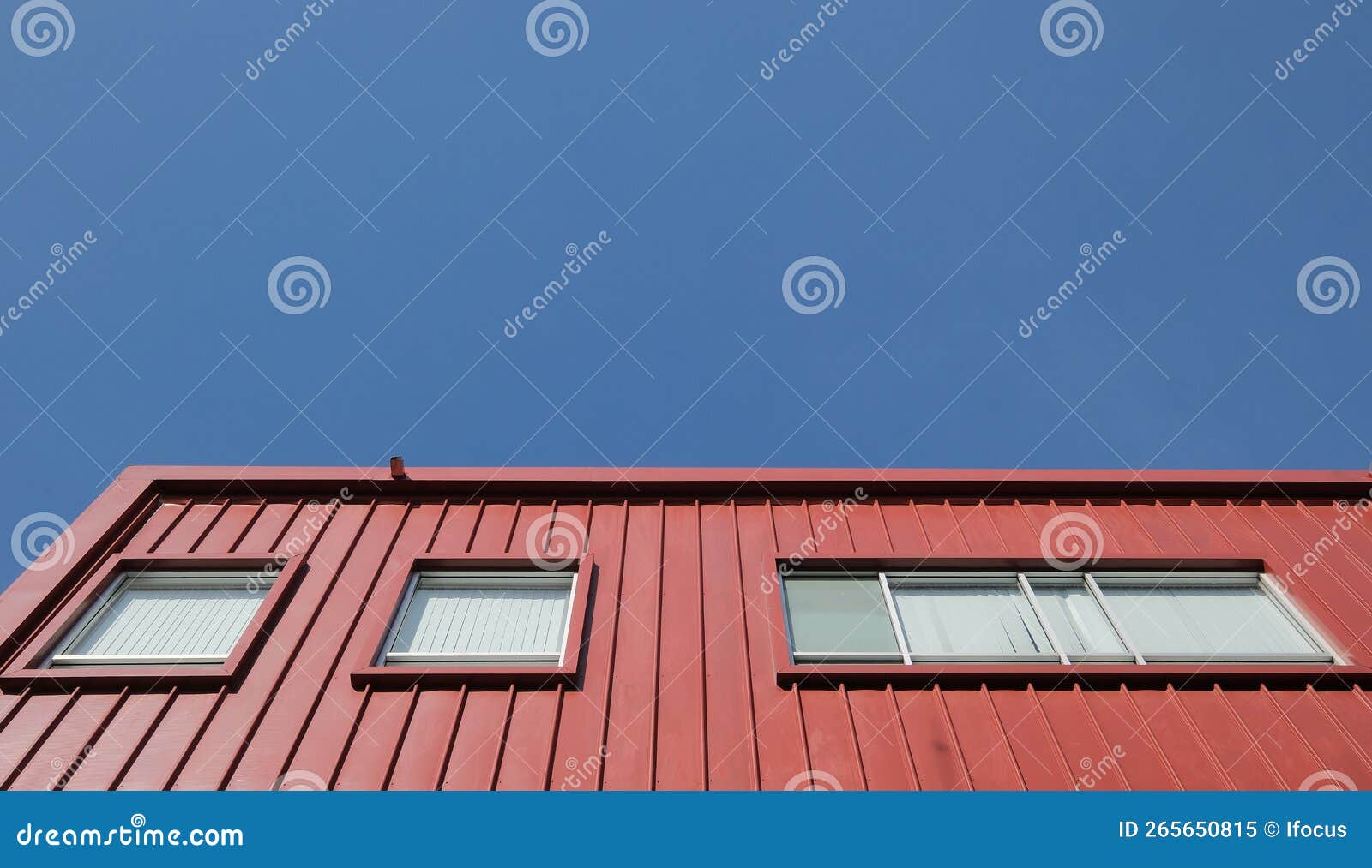 Ventana Rectangular Sobre La Fachada Roja Del Edificio Imagen de ...
