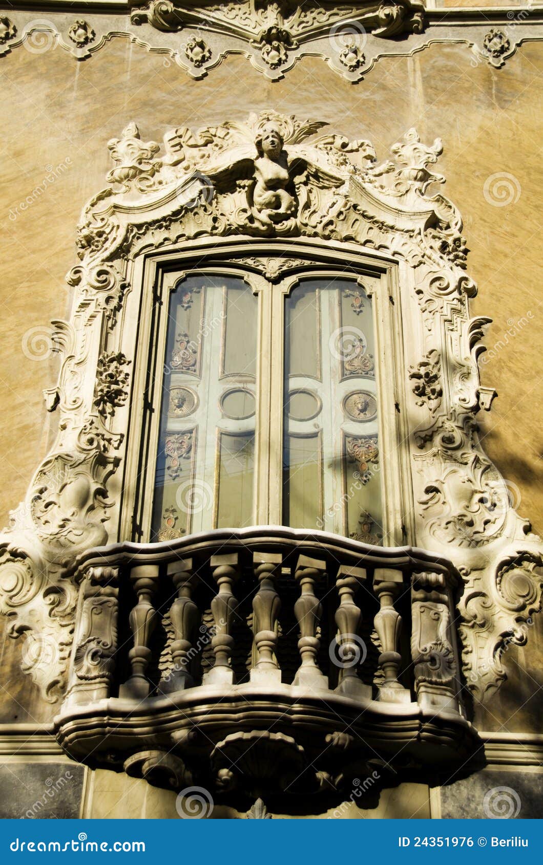 Ventana rococó foto de archivo. Imagen de elegante, estético - 24351976