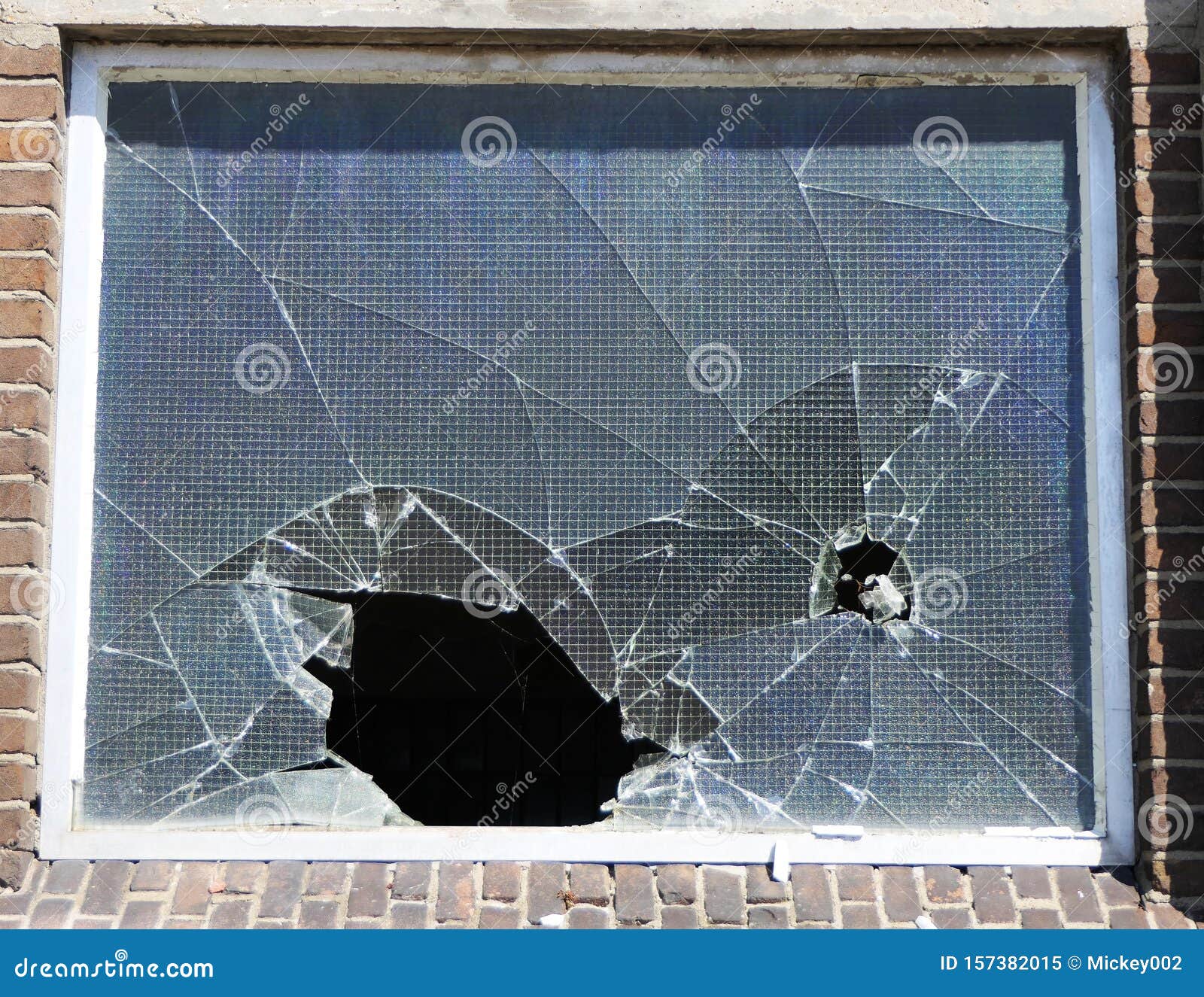 Ventana rota imagen de archivo. Imagen de agujero, negro - 157382015