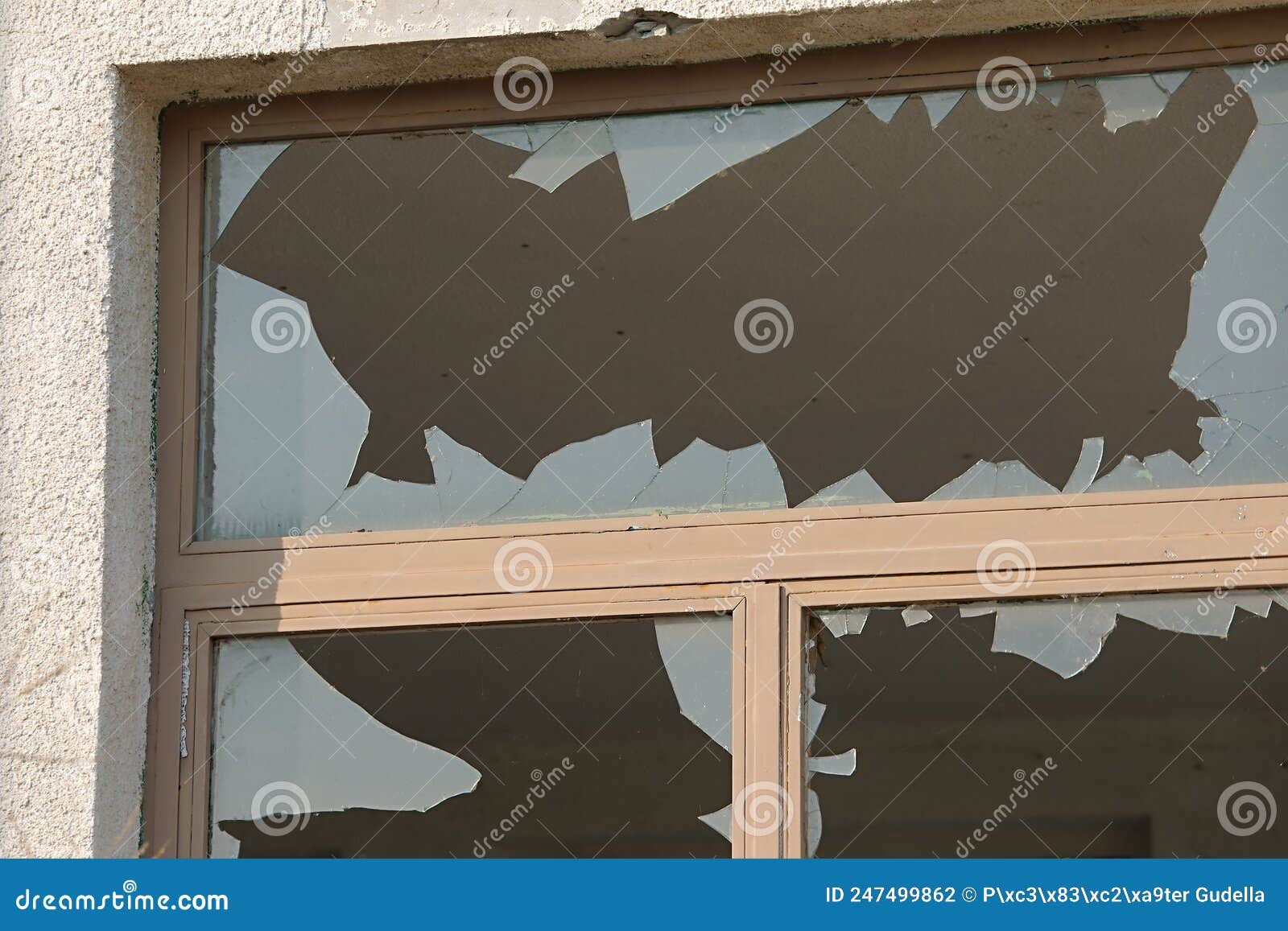 Ventana Rota De Un Edificio Abandonado Foto de archivo - Imagen de ...
