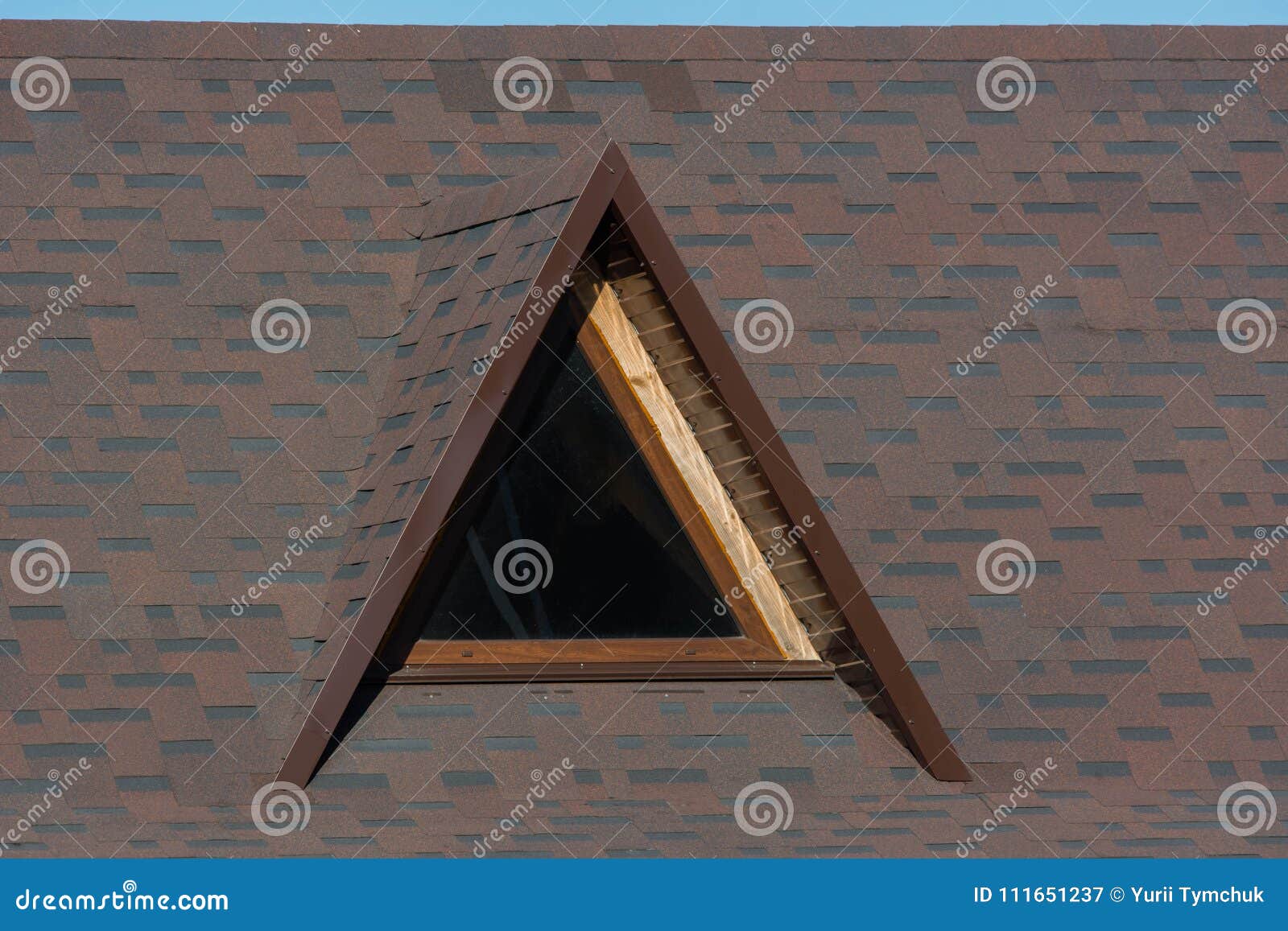 Ventana Triangular Del ático En El Tejado Imagen de archivo - Imagen de ...
