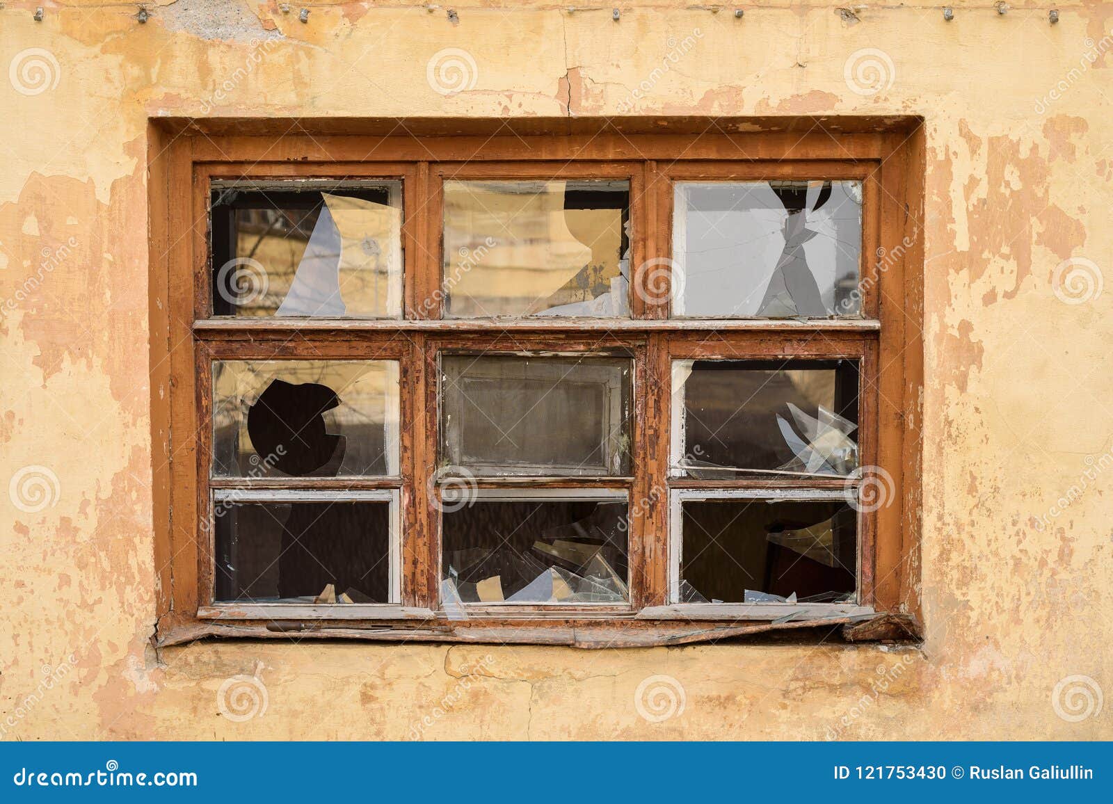 Ventana Vieja Con Windows Quebrado Foto de archivo - Imagen de fachada ...