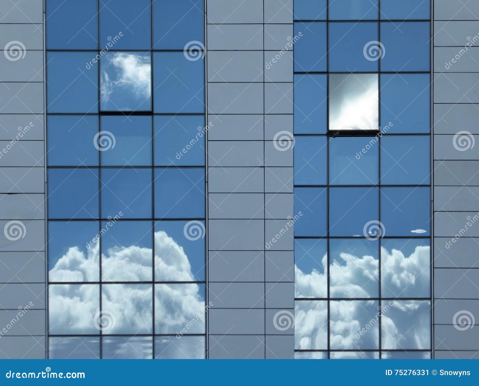 Ventanas Abiertas Y Cerradas En Un Edificio De Cristal Moderno Con La ...