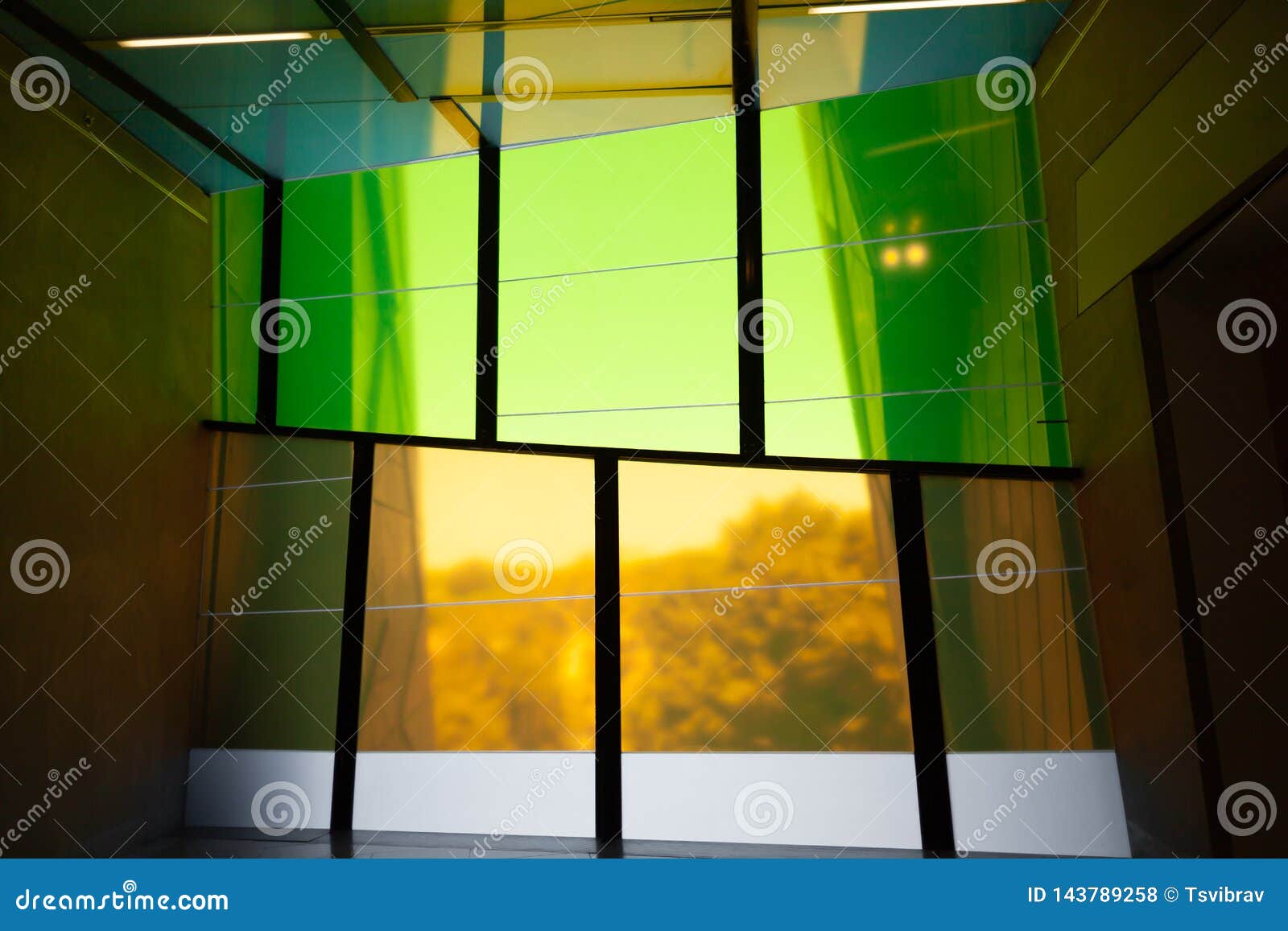 Ventanas Altas Coloridas Del Edificio Moderno Foto de archivo - Imagen ...