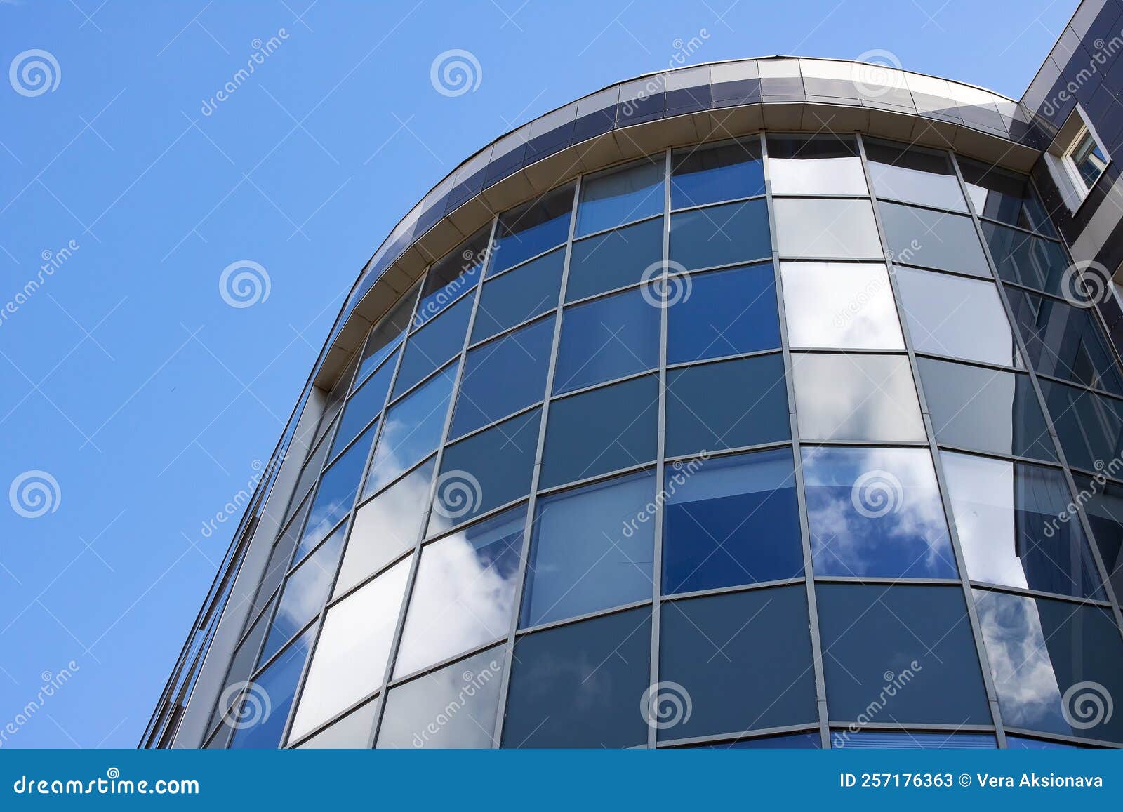 Ventanas Con Espejos De Un Edificio Alto Y Moderno Imagen de archivo ...