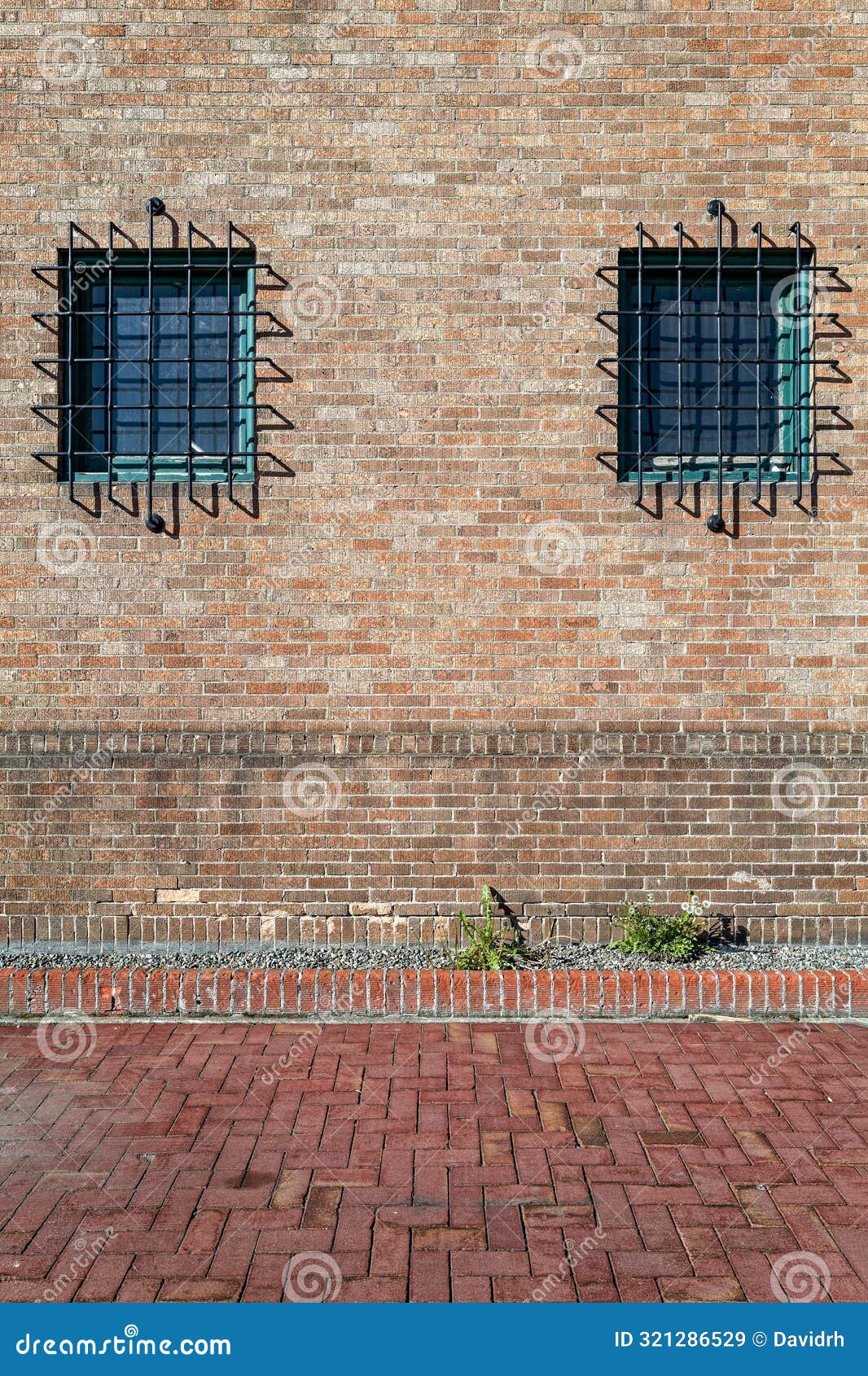 Ventanas De Barro En La Pared Exterior De Un Edificio Antiguo De Ladrillo Imagen de archivo ...