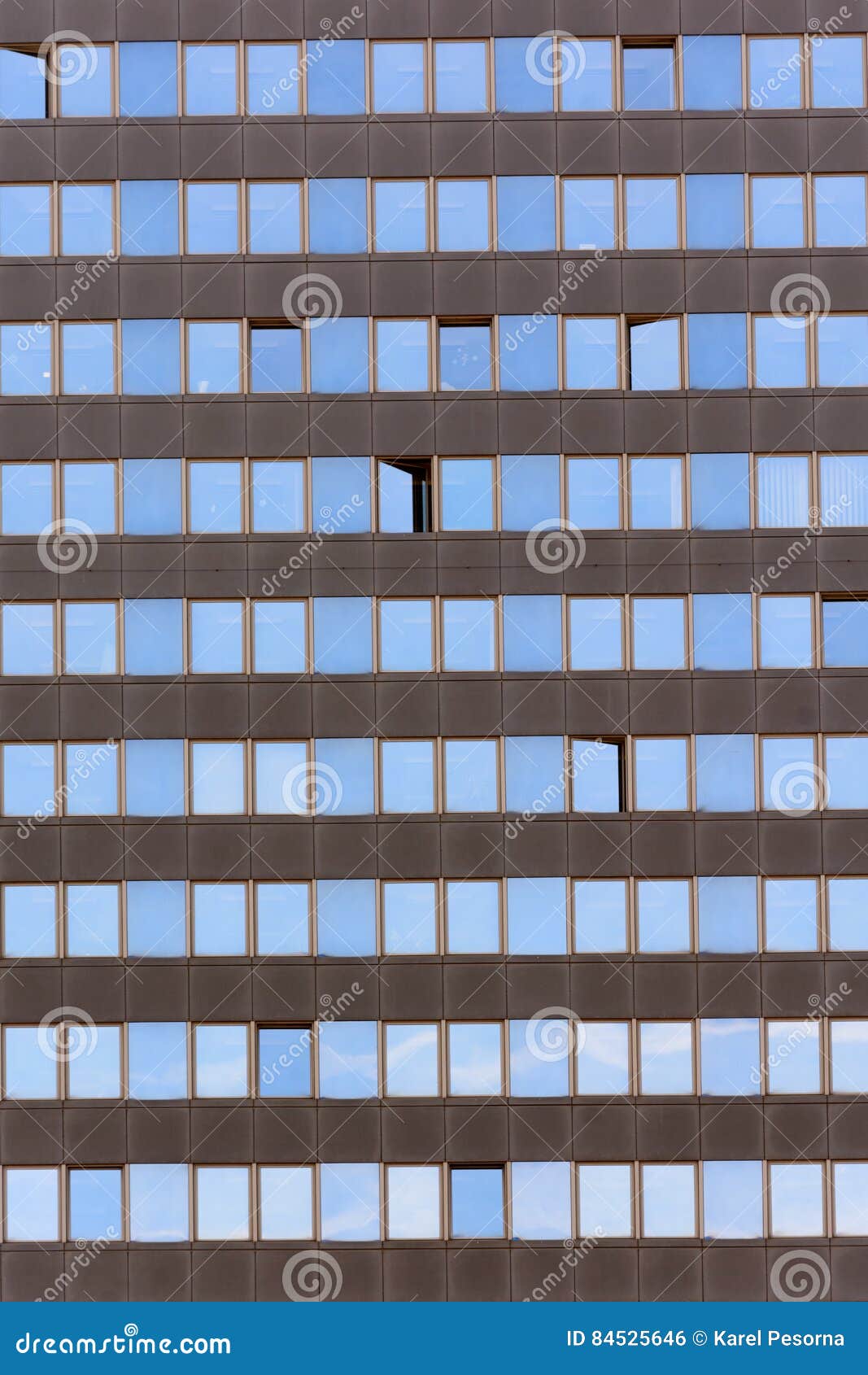 Ventanas De La Textura En El Edificio Alto Foto de archivo - Imagen de ...