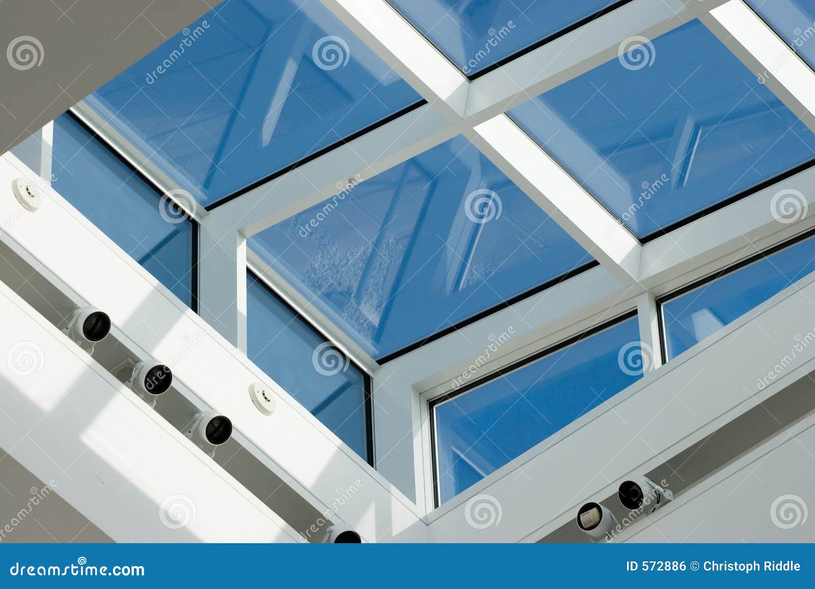 Ventanas del tragaluz foto de archivo. Imagen de mirada - 572886