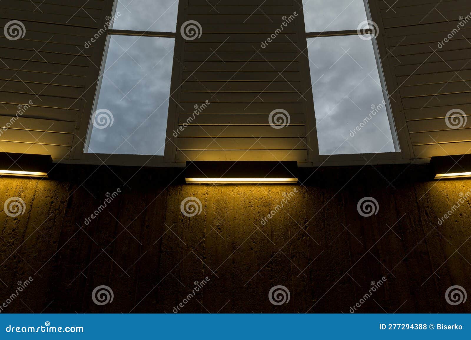 Ventanas En El Antiguo Edificio De Estilo Bauhaus Foto de archivo ...