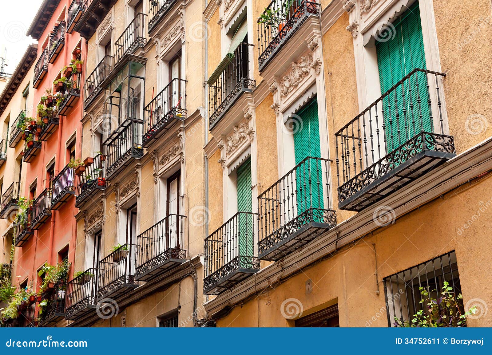 Ventanas españolas imagen de archivo. Imagen de fachada - 34752611