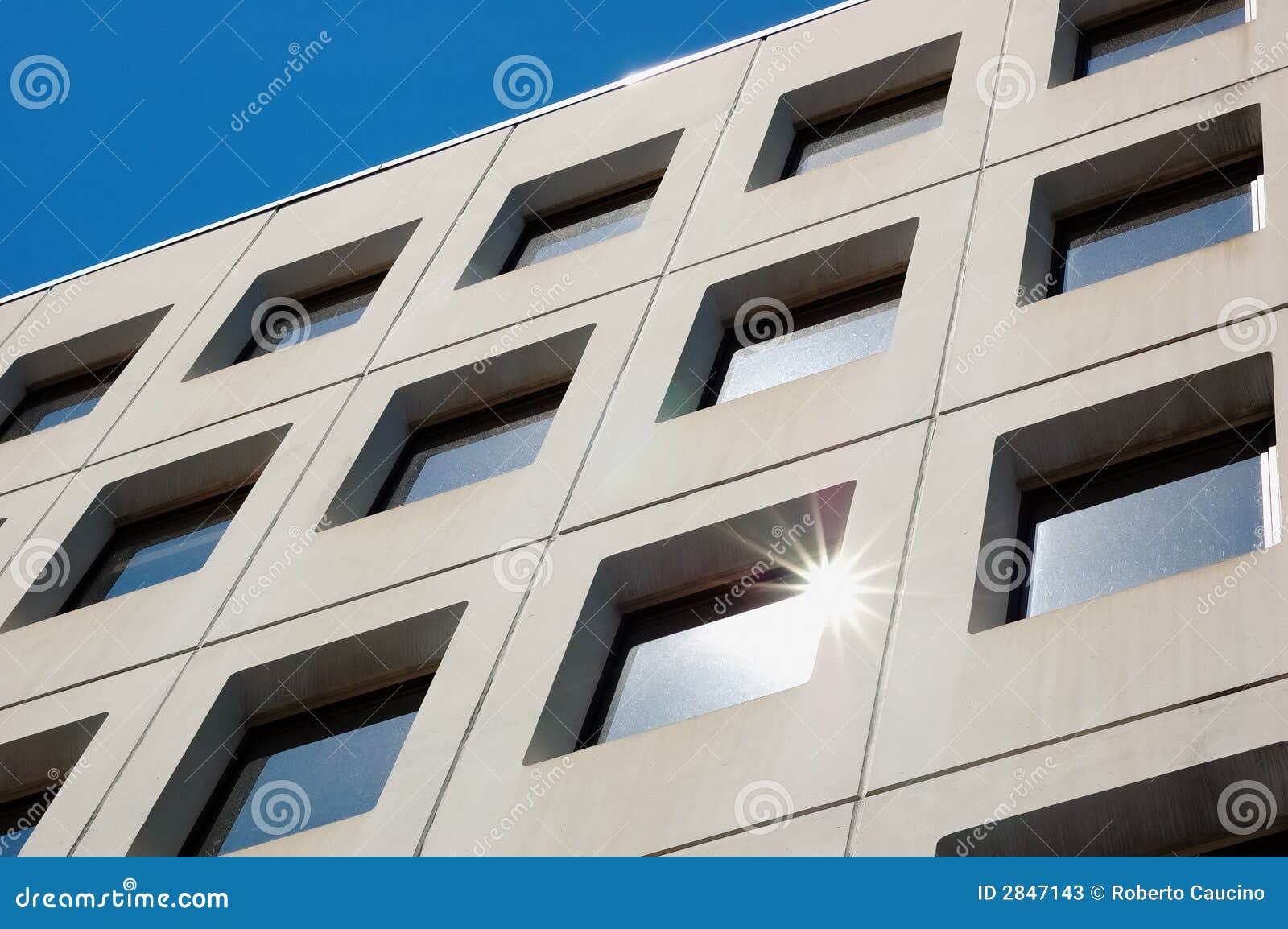 Ventanas Modernas Del Edificio Imagen de archivo - Imagen de cielo ...