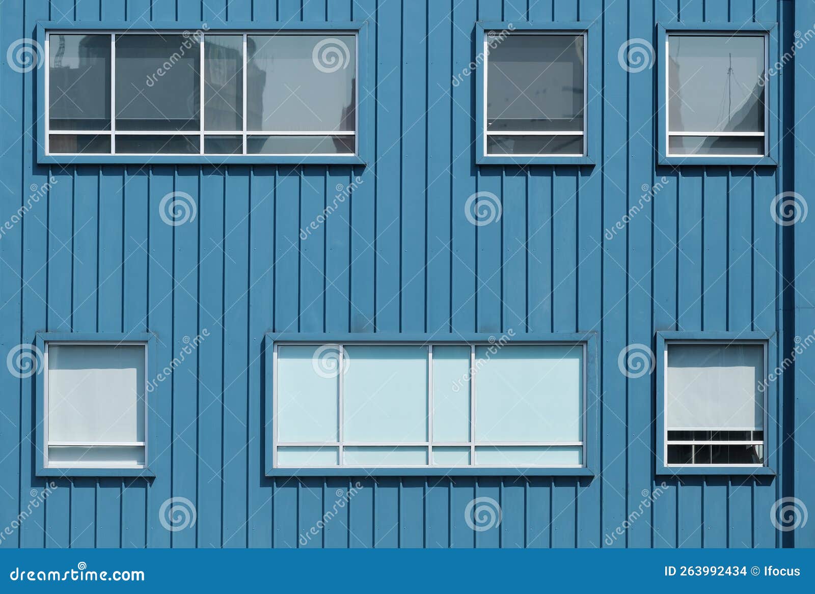 Ventanas Rectangulares Con Fachada Azul Foto de archivo - Imagen de ...