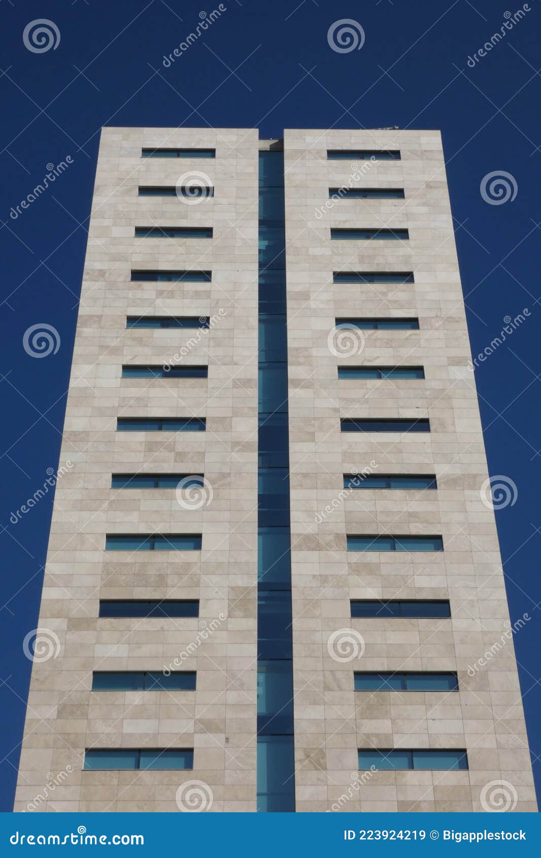 Ventanas rectangulares imagen de archivo. Imagen de edificio - 223924219