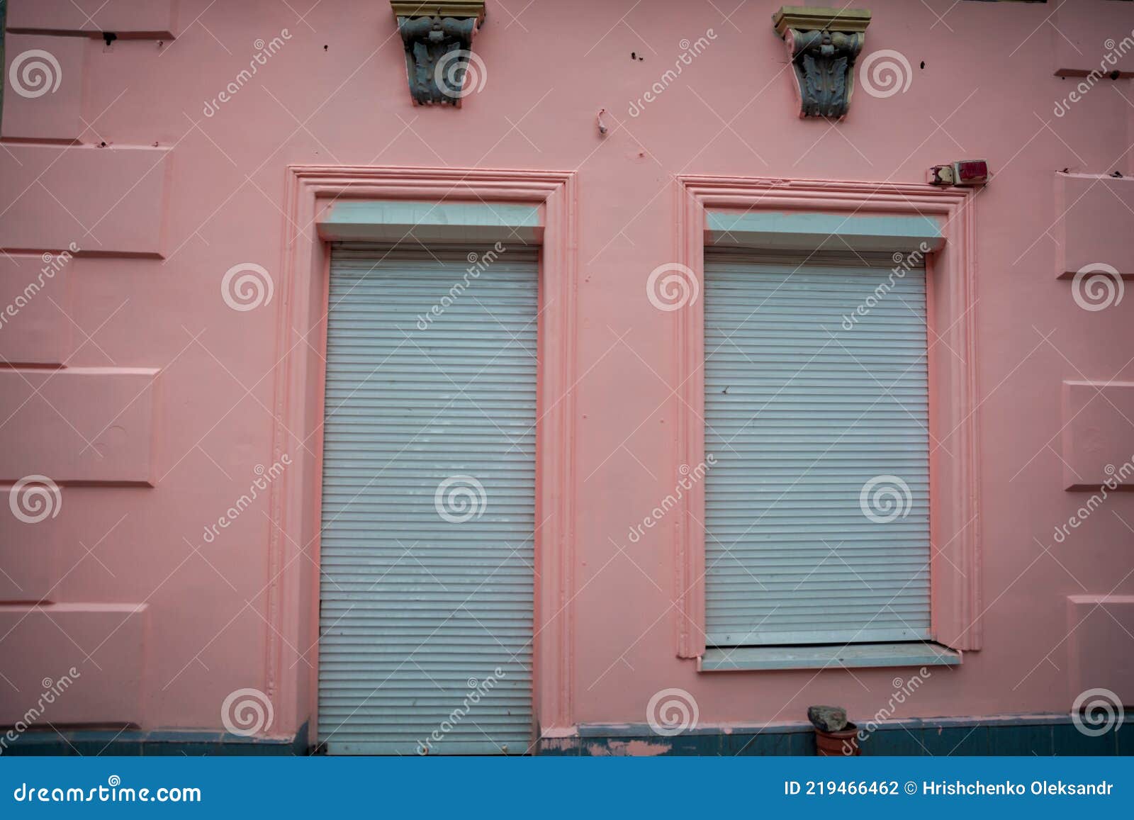 Ventanas Y Puertas De Oficinas Cerradas Foto de archivo - Imagen de ...