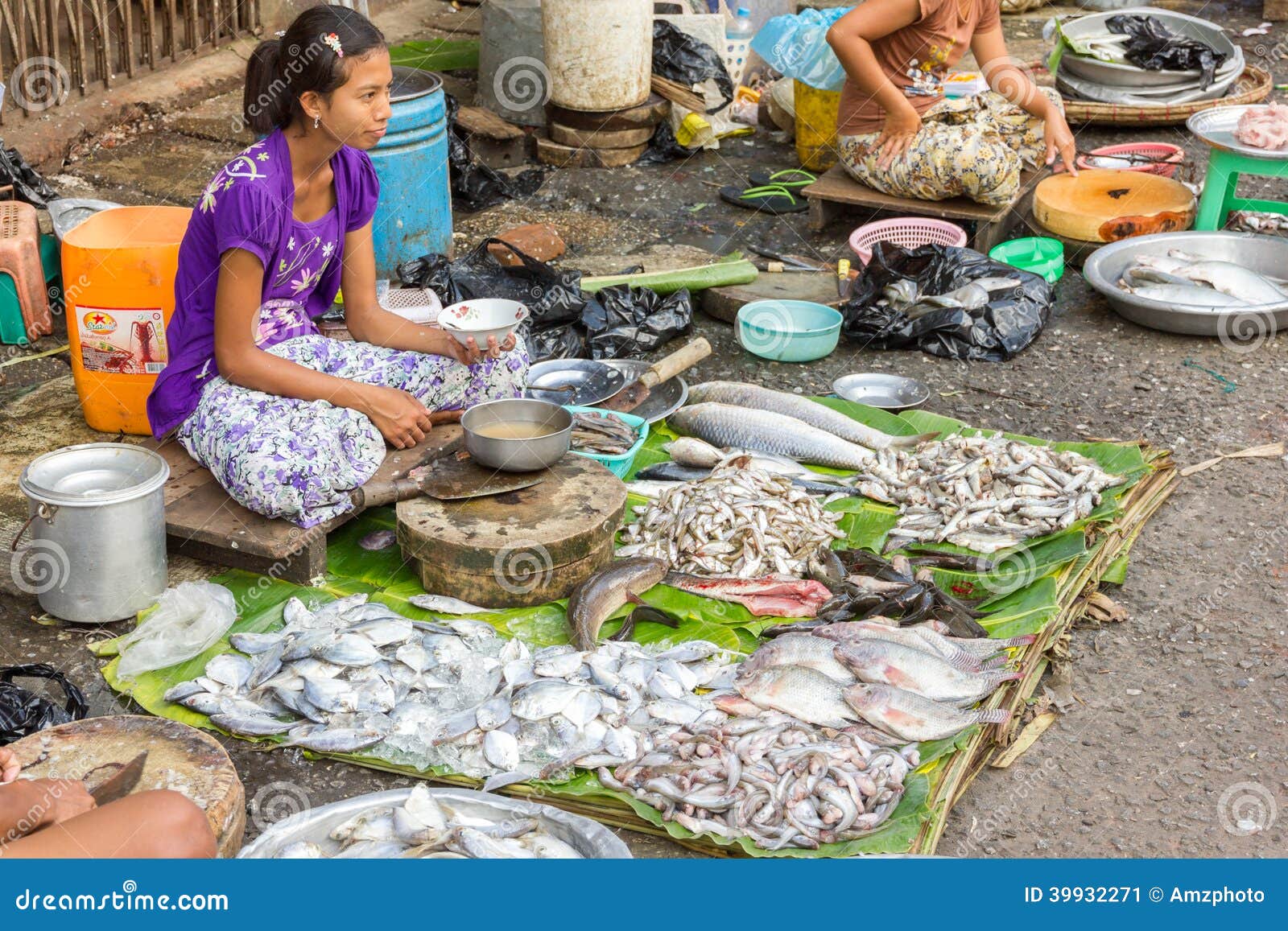 Vente des poissons photo éditorial. Image du marchande - 39932271