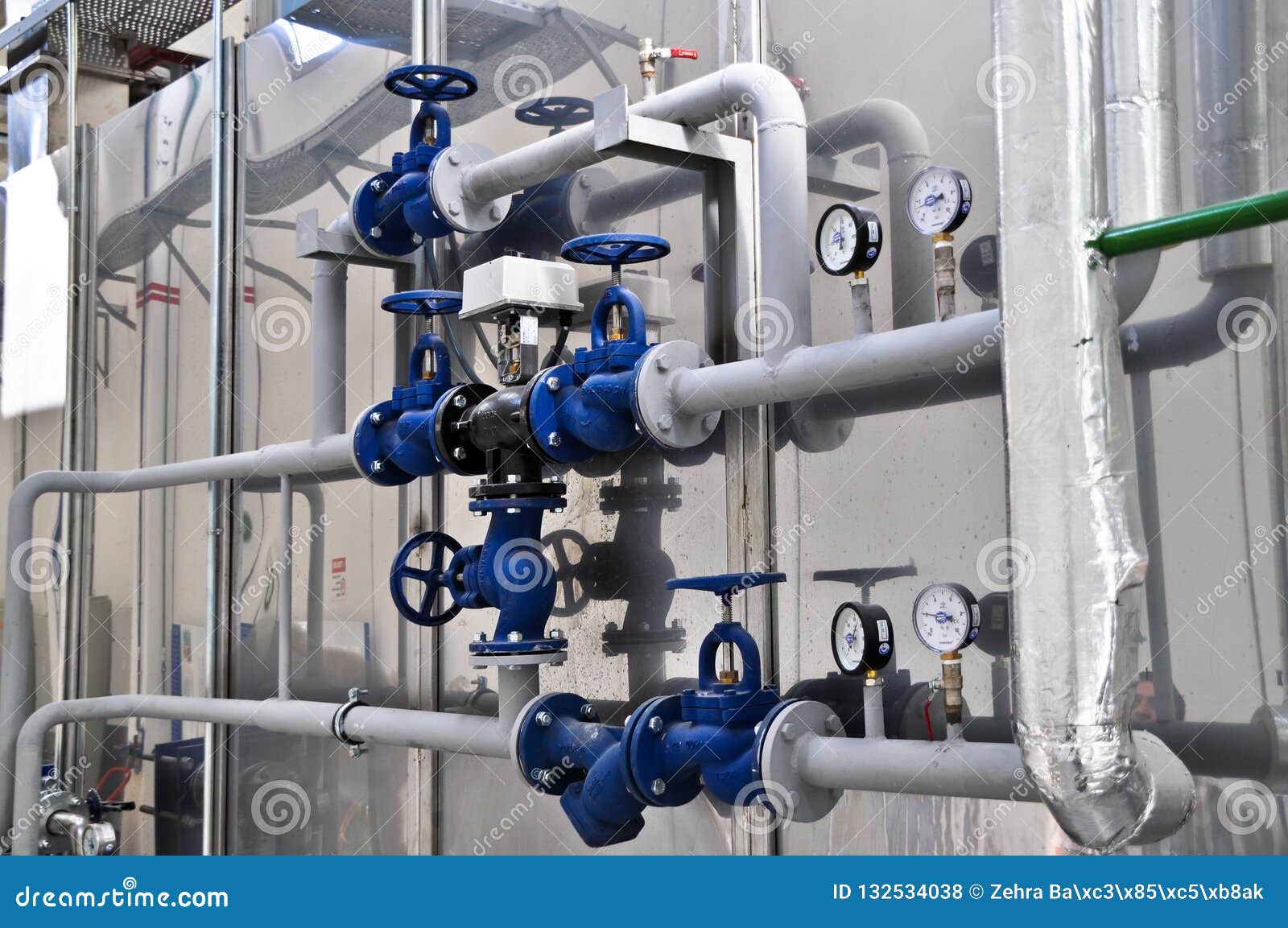 Ventile in Einer Fabrik, in Der Das Drucksystem Gesteuert Wird ...