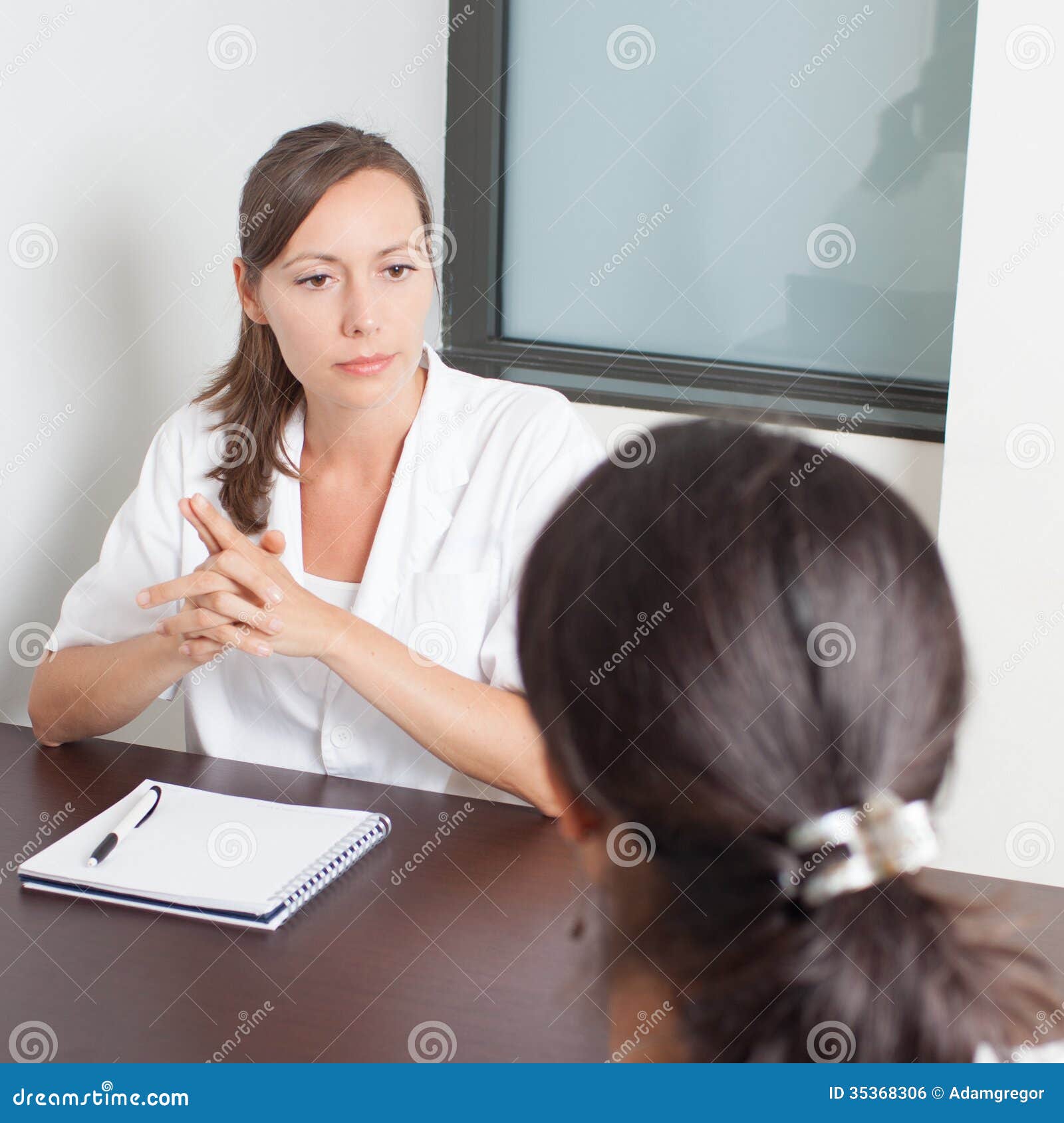 Ver a un doctor foto de archivo. Imagen de visita, cita - 35368306