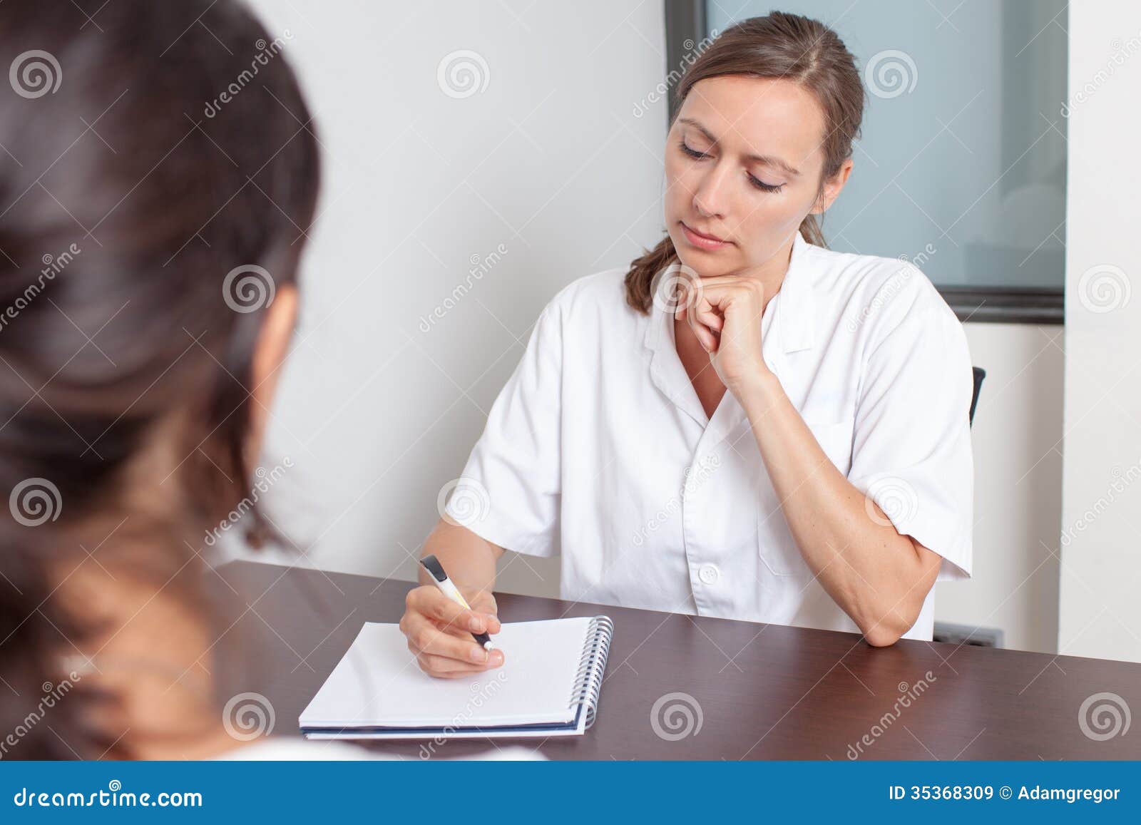 Ver a un doctor imagen de archivo. Imagen de reproductivo - 35368309