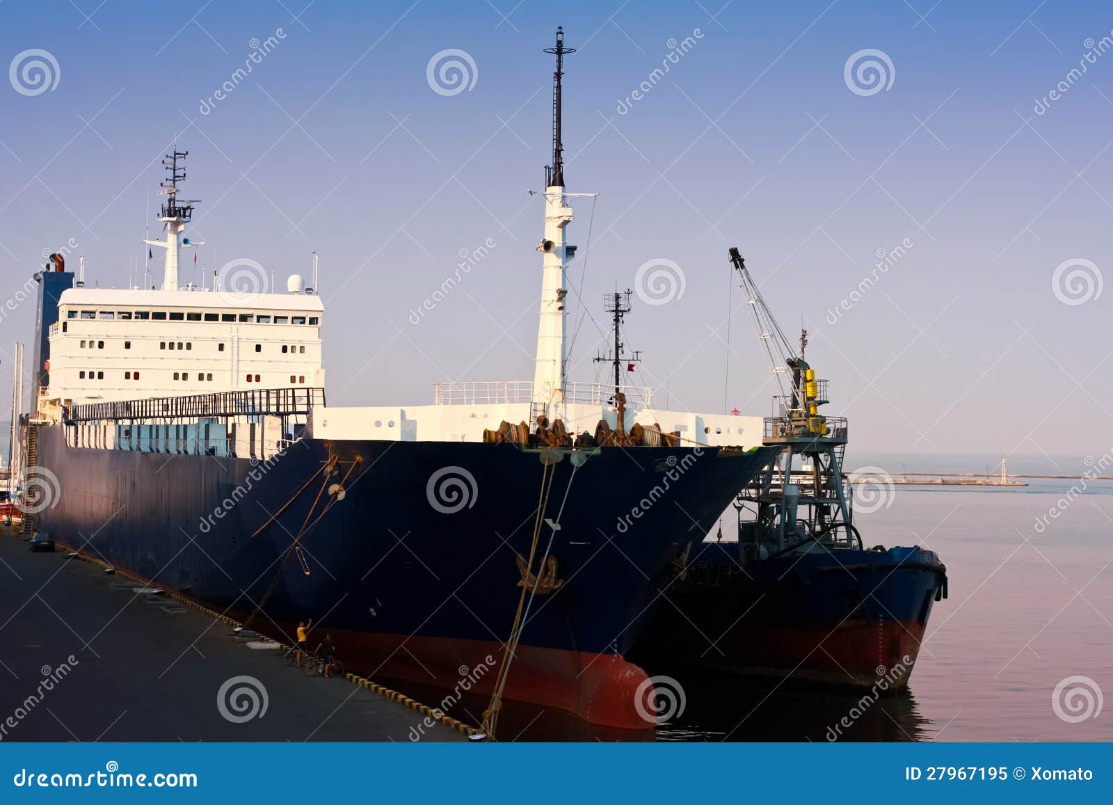 Verankerd Vrachtschip in Haven Stock Afbeelding - Image of vervoer ...