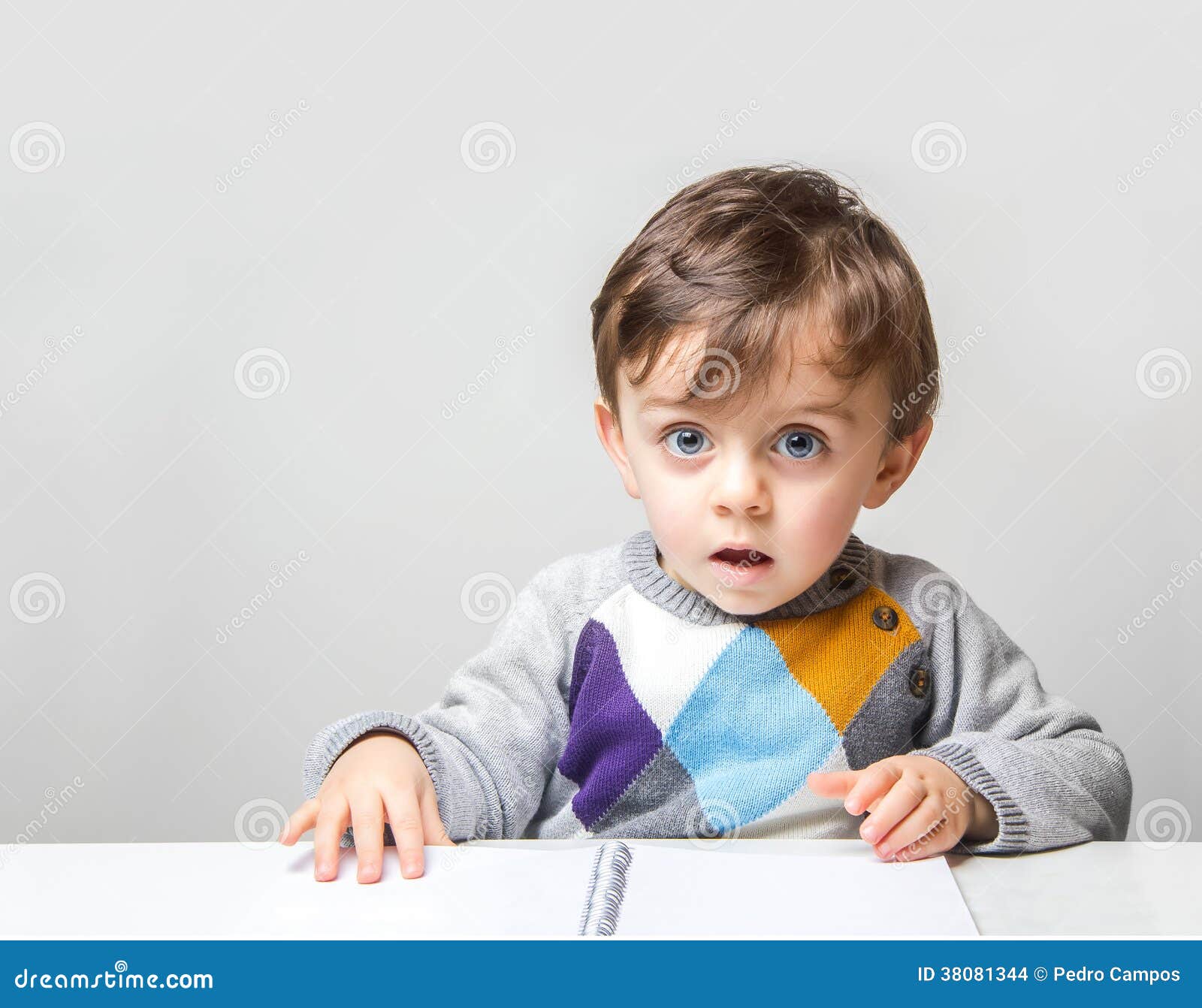 Verbaasd kind stock foto. Image of leuk, geluk, kind - 38081344