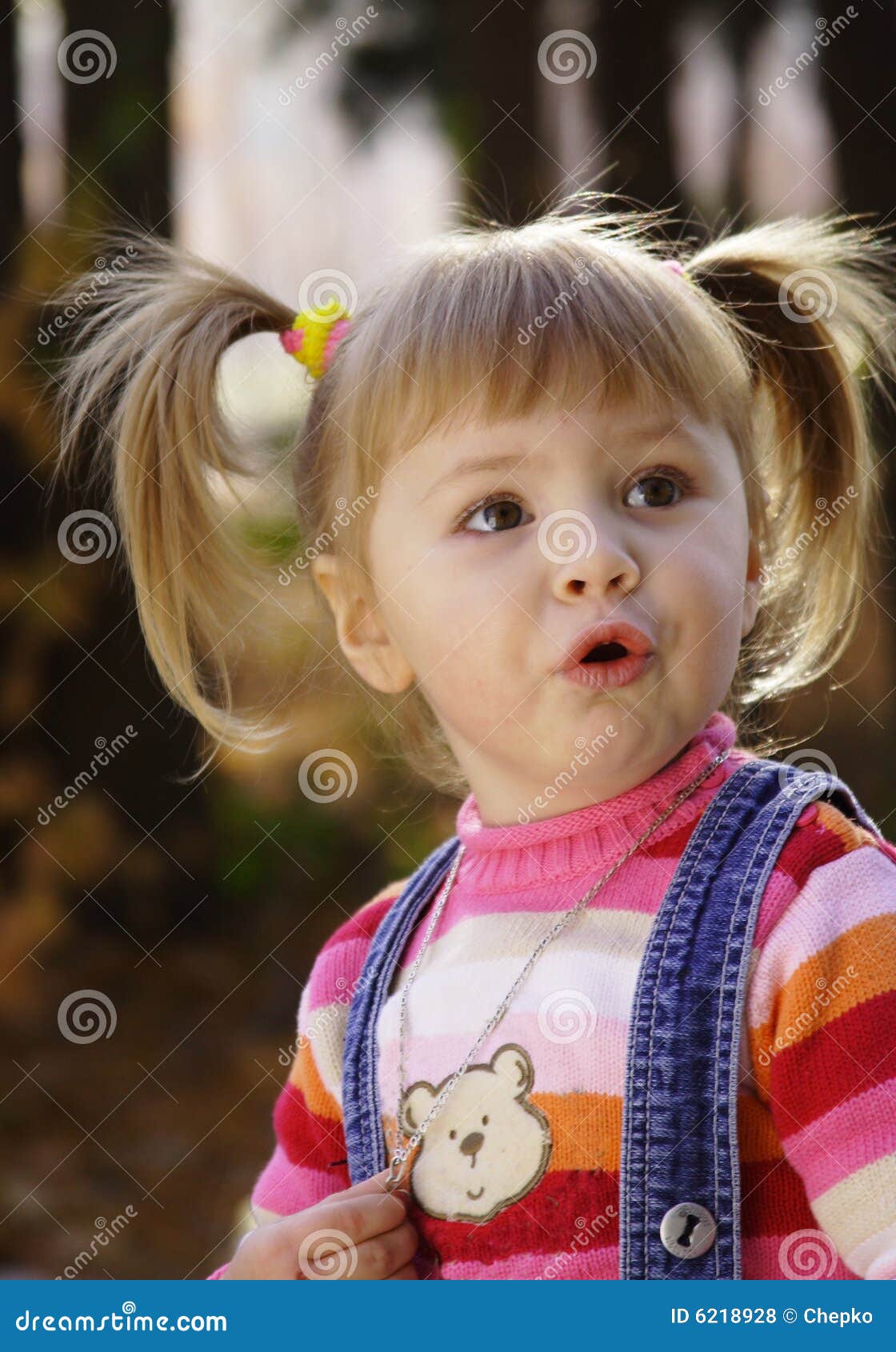 Verbaasd meisje stock foto. Image of verrast, vreugde - 6218928