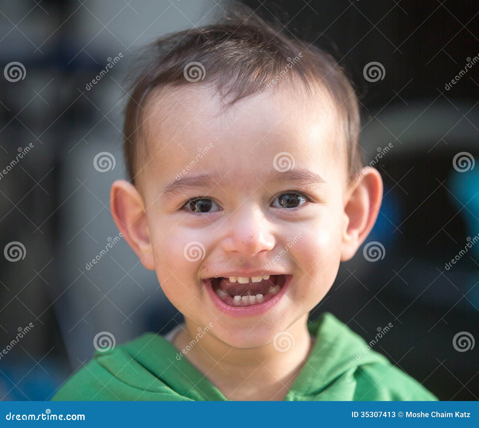 Verbazende Glimlach Van Een Kind Stock Afbeelding - Image of tanden ...