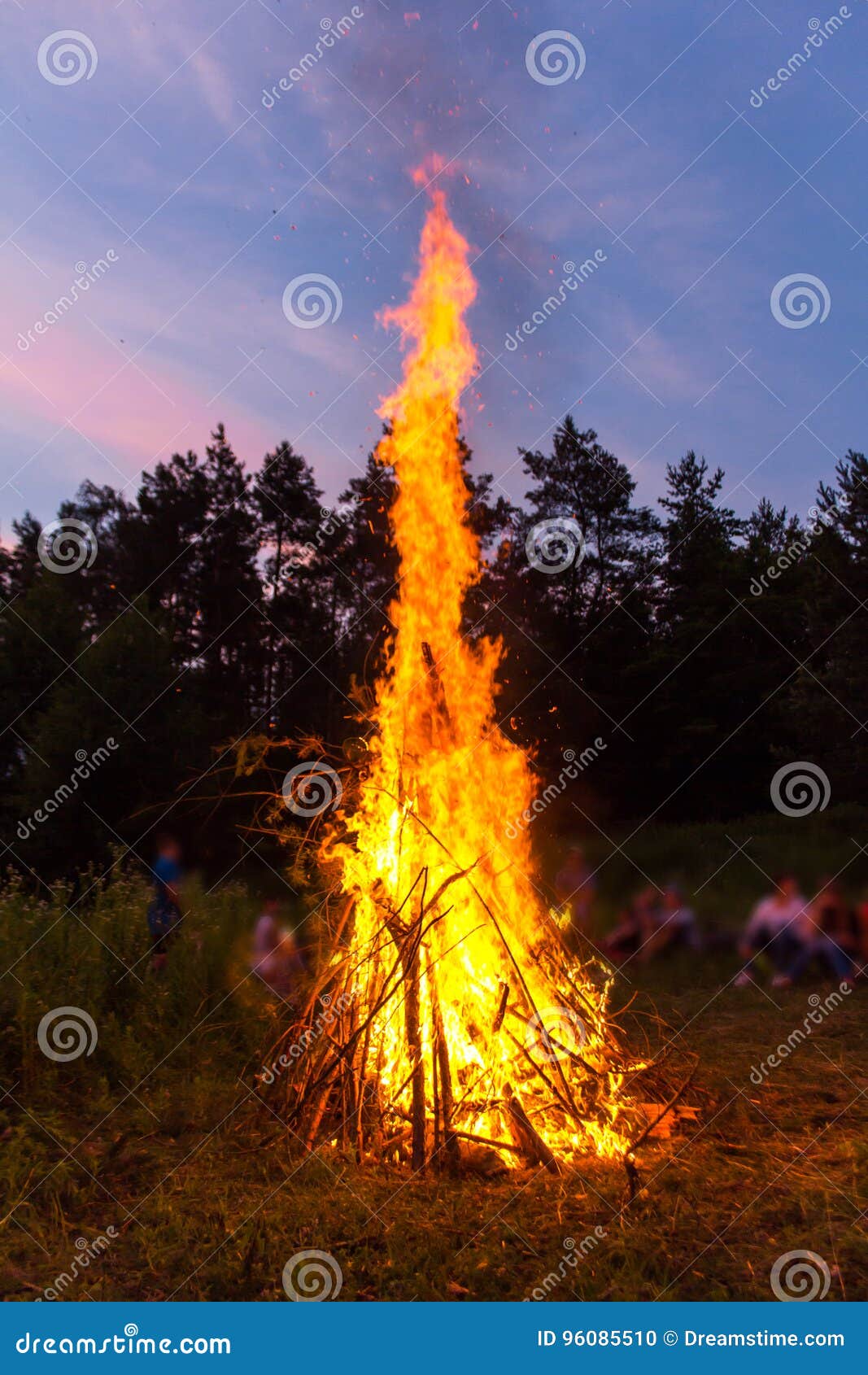Verbazende Vlammen Van Een Kampvuur Stock Foto - Image of prachtig ...