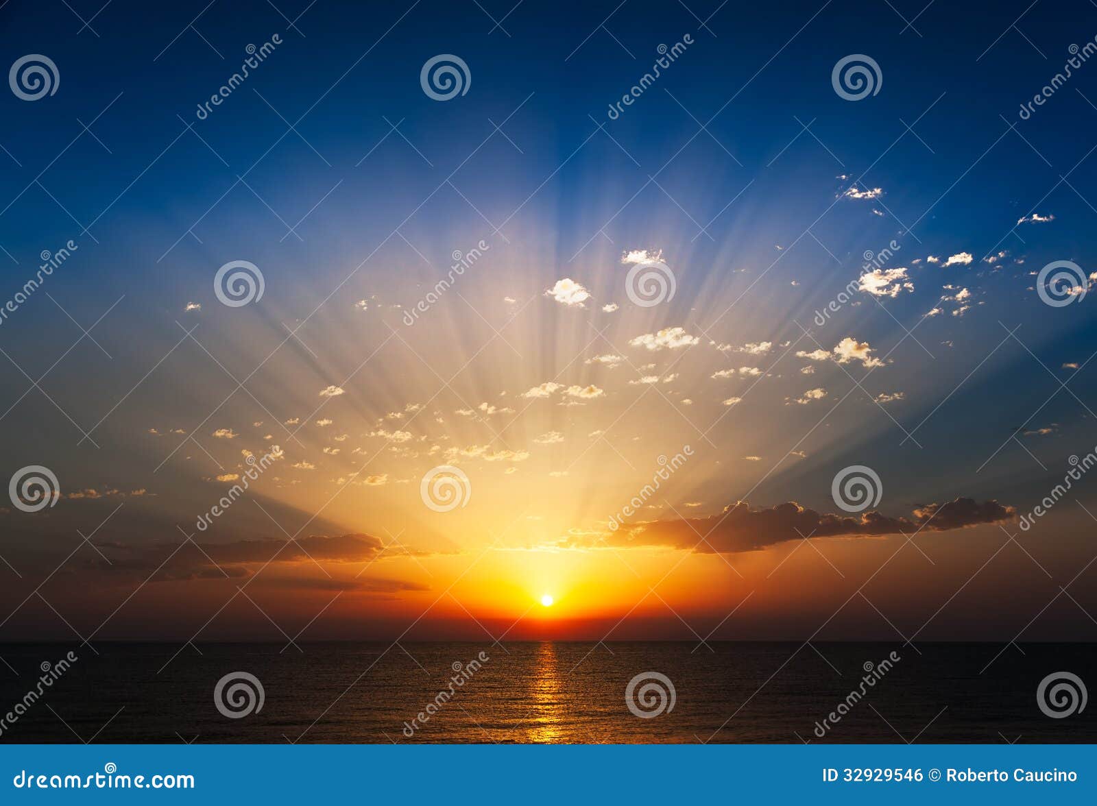 Verbazende Zonsopgang Op Het Overzees. Stock Foto - Image of wolk ...
