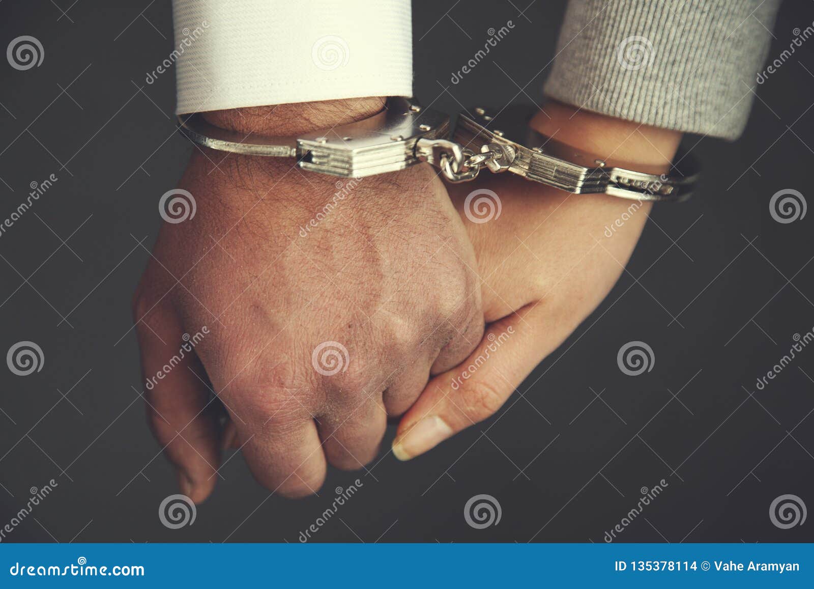 Verbinden Sie Die Handhandschellen Stockfoto - Bild von kette, frau ...