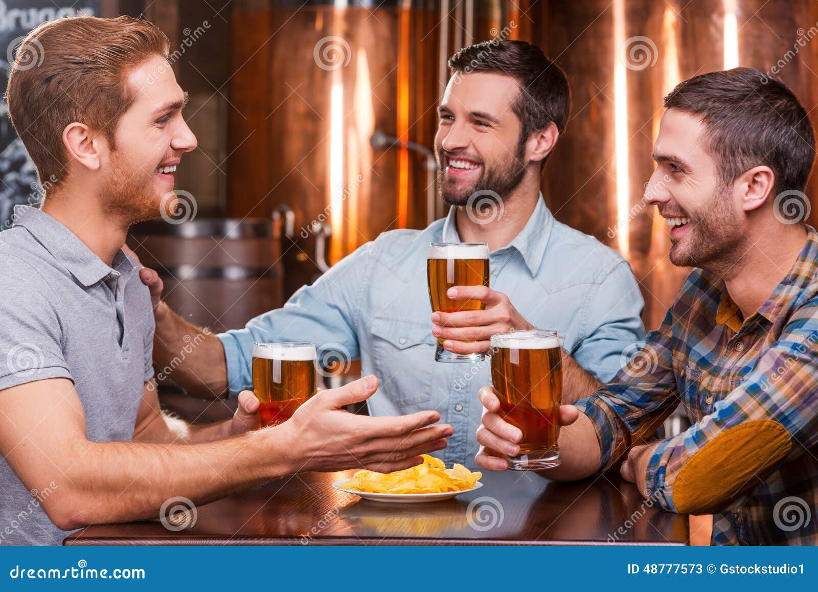 Verbringen Der Schönen Zeit Mit Freunden Stockbild - Bild von ...