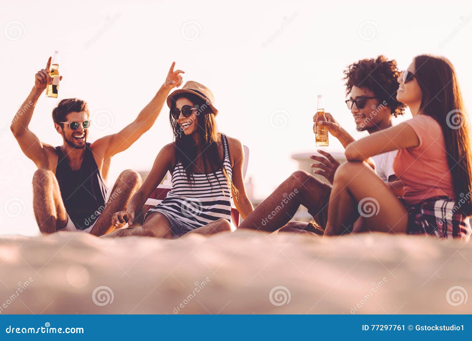 Verbringen Der Sorglosen Zeit Mit Freunden Stockbild - Bild von fall ...