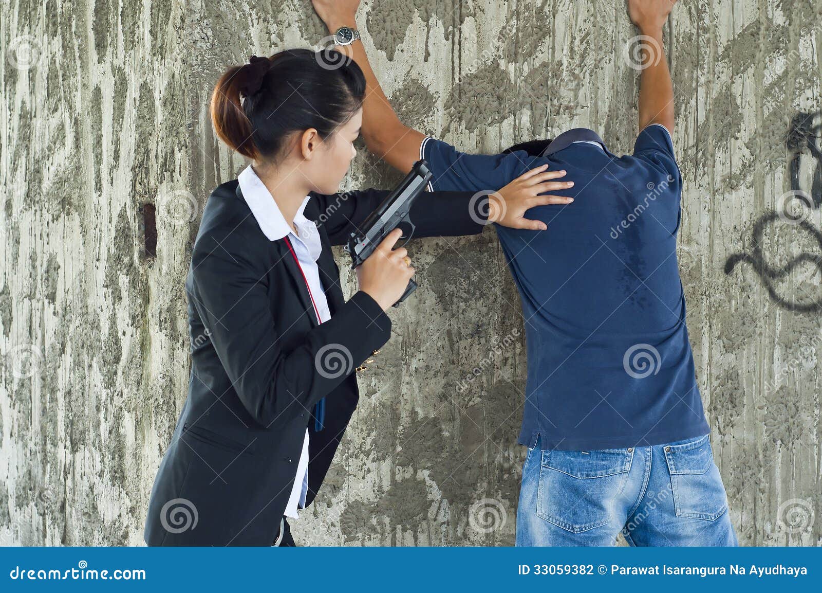 Verdachte Onder Arrestatie. Stock Foto - Image of pistool, doel: 33059382