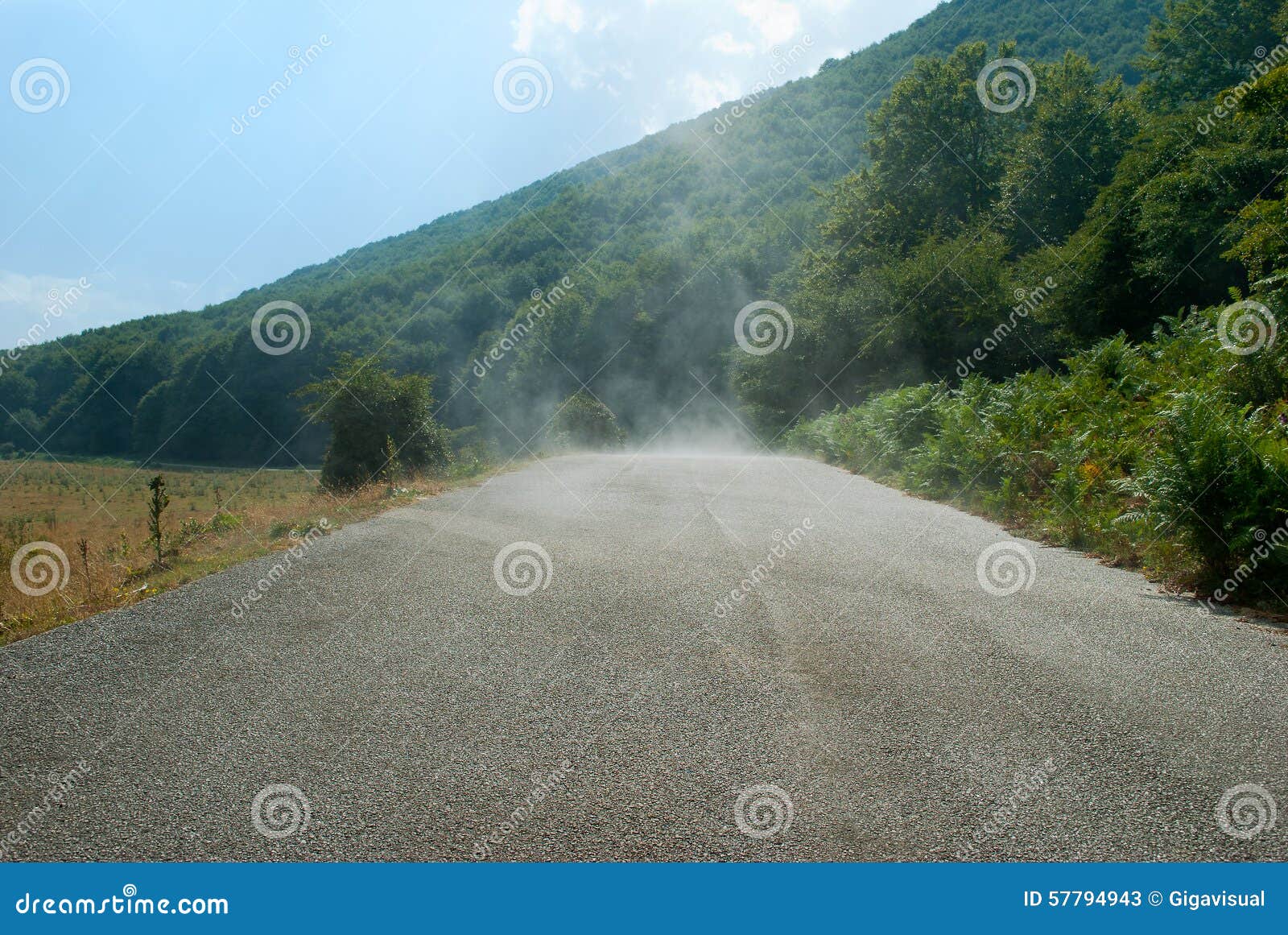 Verdamping Van Water Van Thaweg Stock Afbeelding - Image of straat ...