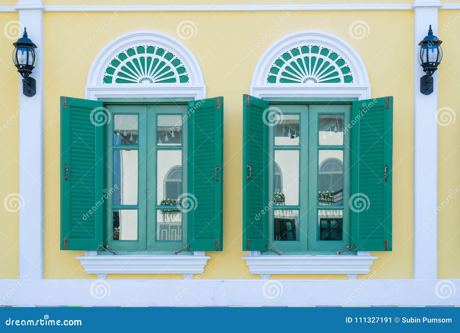 Verde De Windows En De Madera Imagen de archivo - Imagen de superficie ...