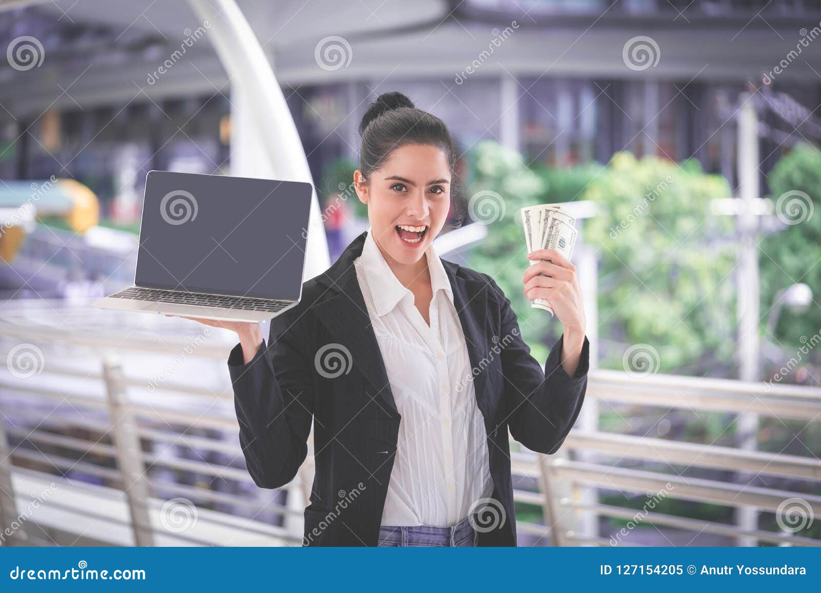 Verdienen Sie Geld on-line Auf Computer Mit Reichen Stockbild - Bild ... Verdienen Sie Geld on-line Auf Computer Mit Reichen Stockbild - Bild ...
