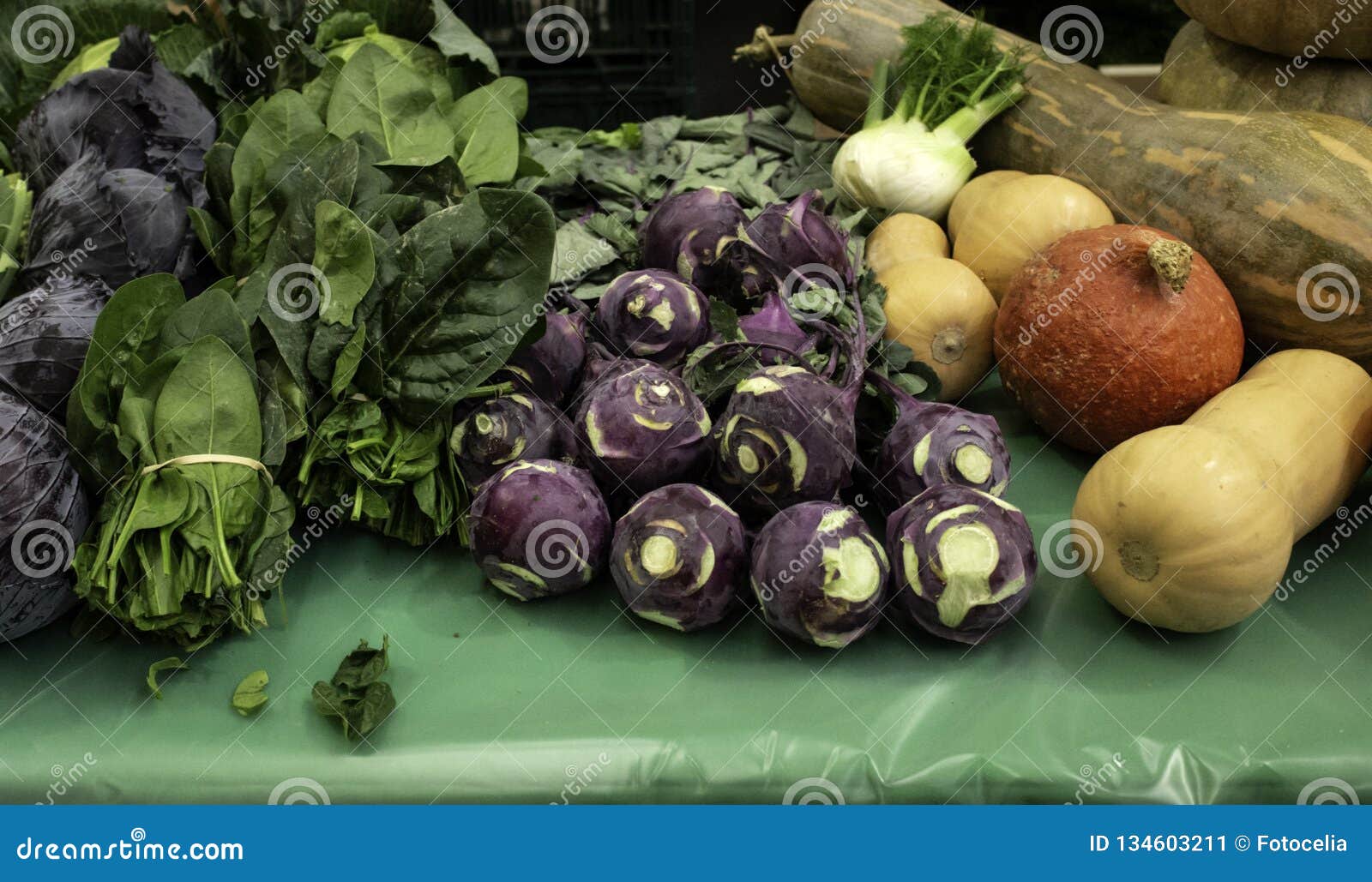 Verdura en verdulero imagen de archivo. Imagen de alimento - 134603211